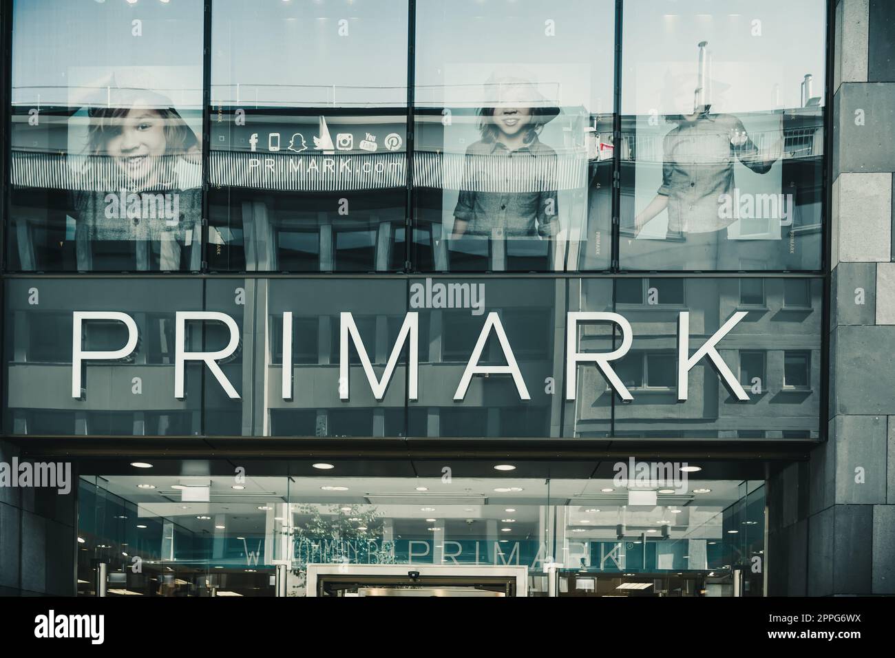 Signalisation des magasins du centre commercial Banque de photographies ...
