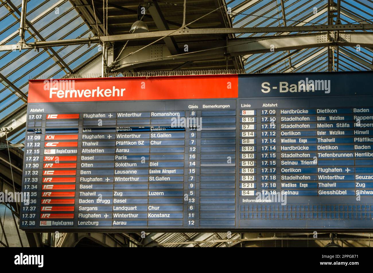 Tableau des horaires de train Banque de photographies et d’images à ...
