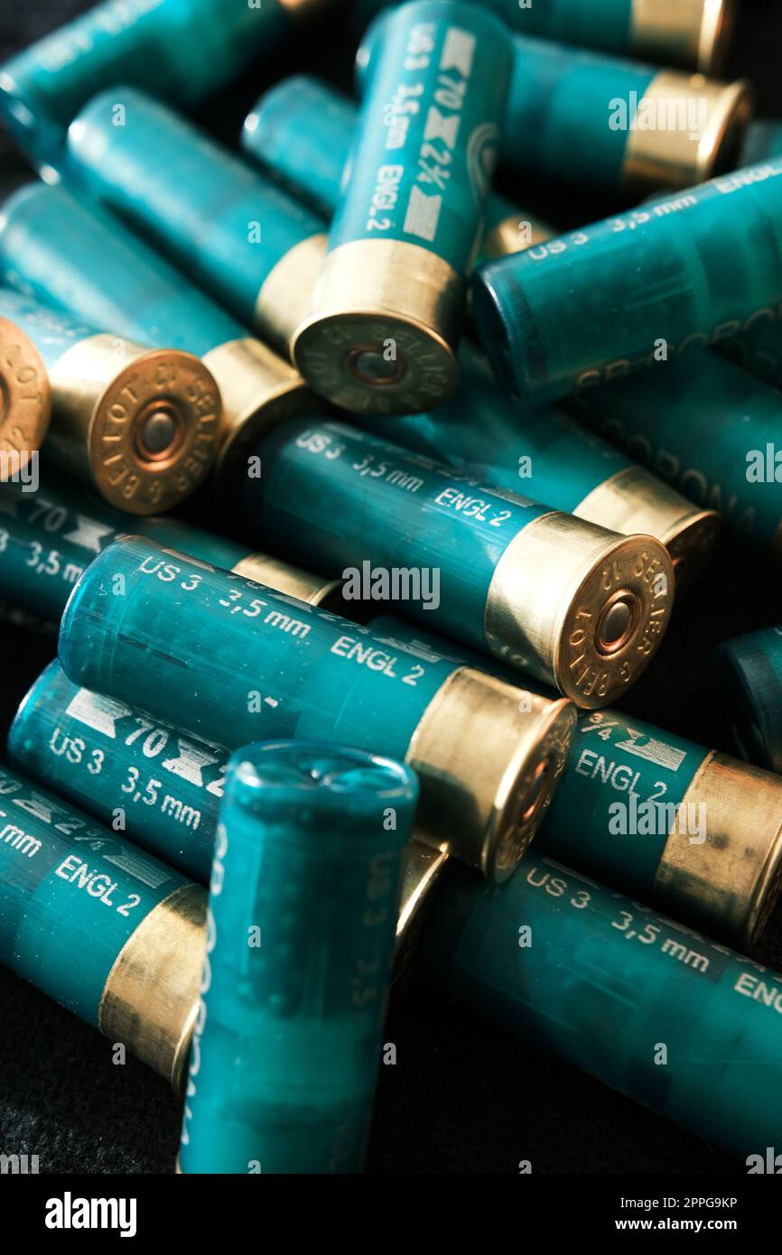 Obus de fusil de chasse sur une surface noire. Munition pour armes à ...