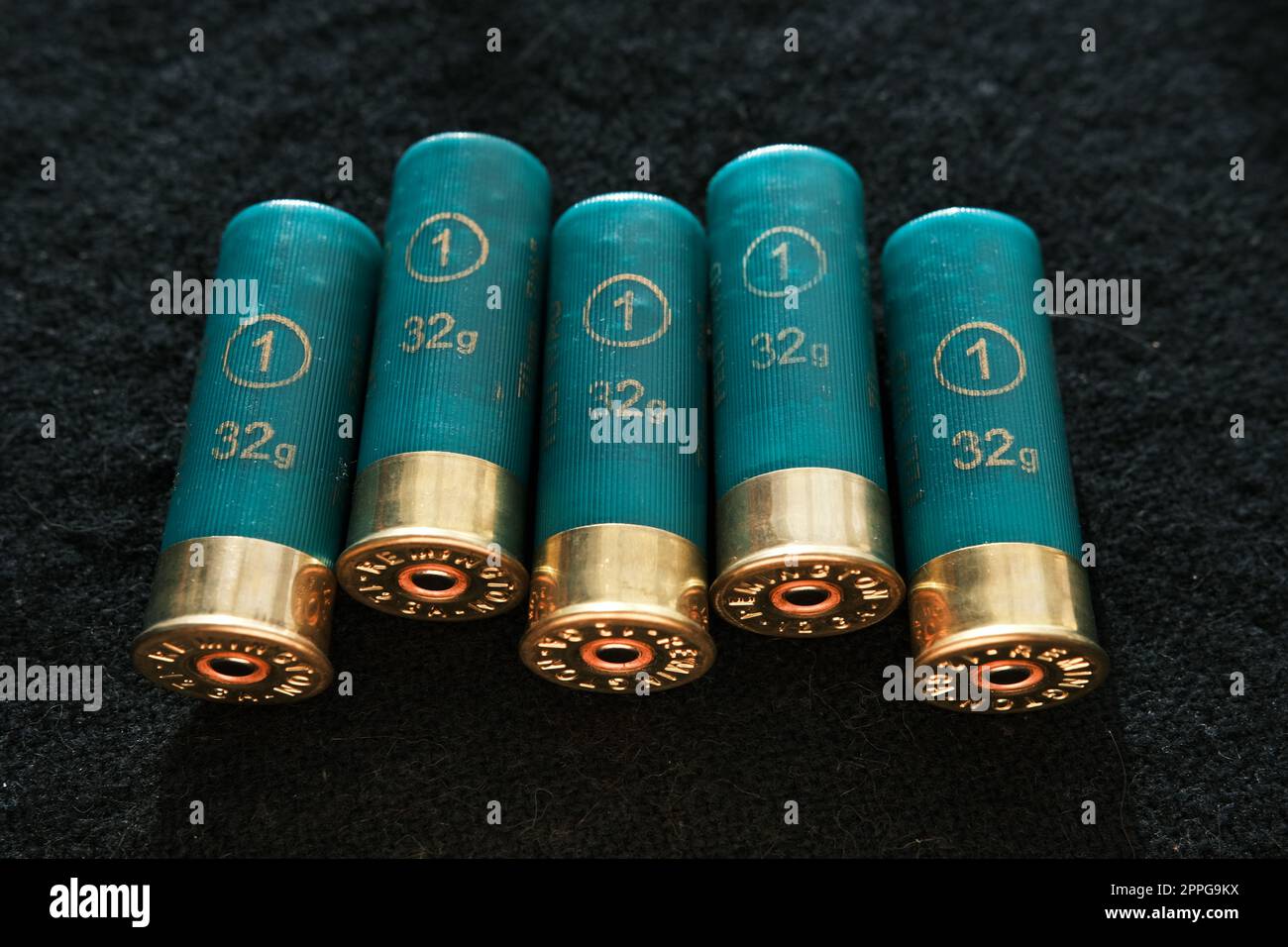 Obus de fusil de chasse sur une surface noire. Munition pour armes à ...