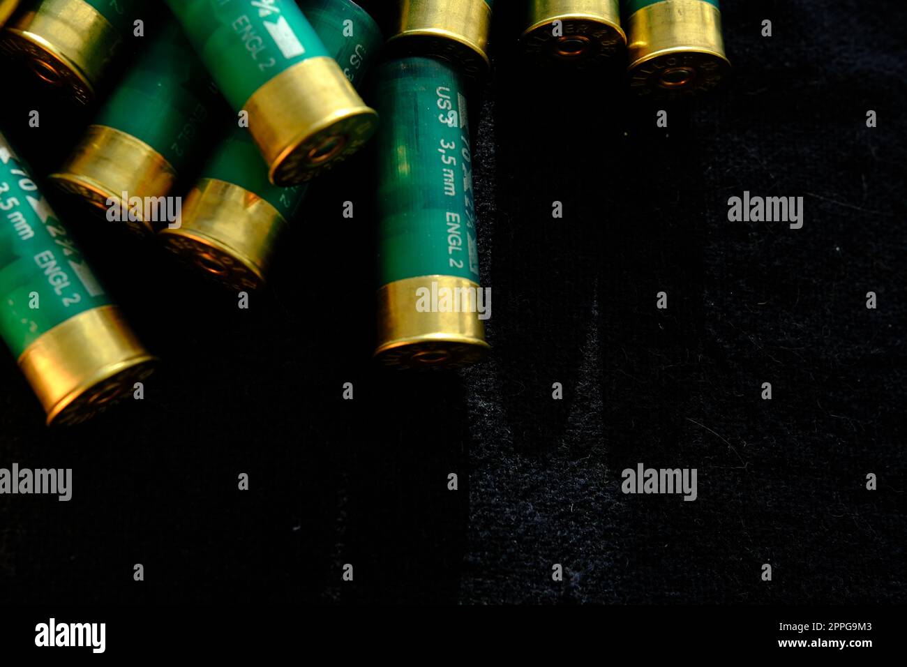 Obus de fusil de chasse sur une surface noire. Munition pour armes à ...