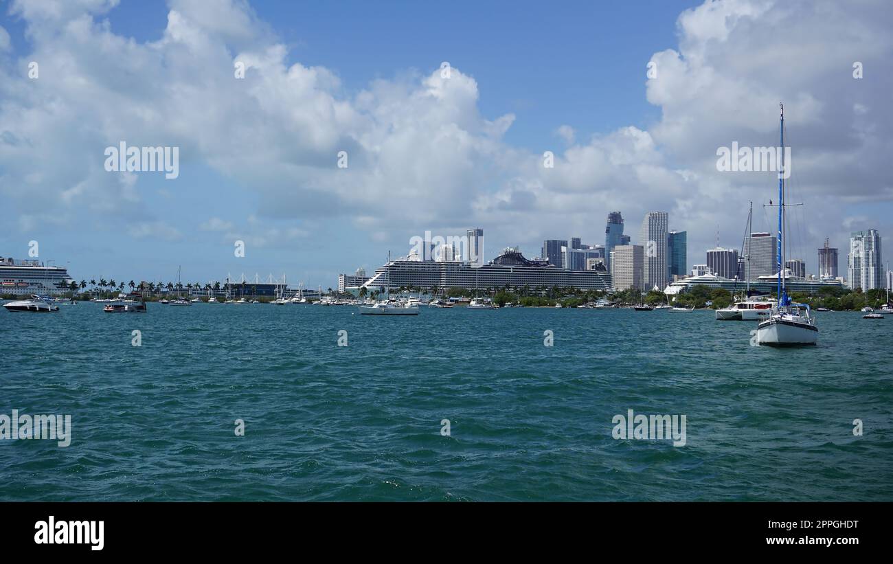 Port de Miami avec bateaux de croisière. Miami est un port important ...