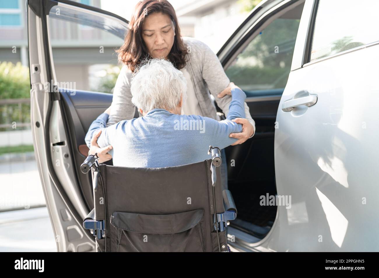 Asiatique senior ou âgée vieille femme patiente assise sur un fauteuil ...