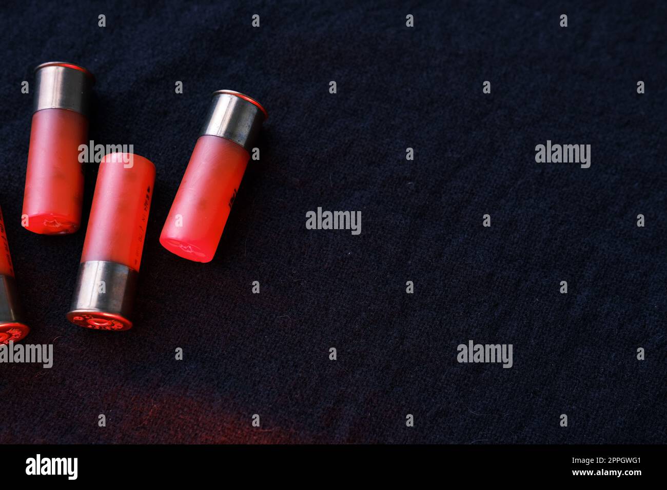 Obus de fusil de chasse sur une surface noire. Munition pour armes à ...