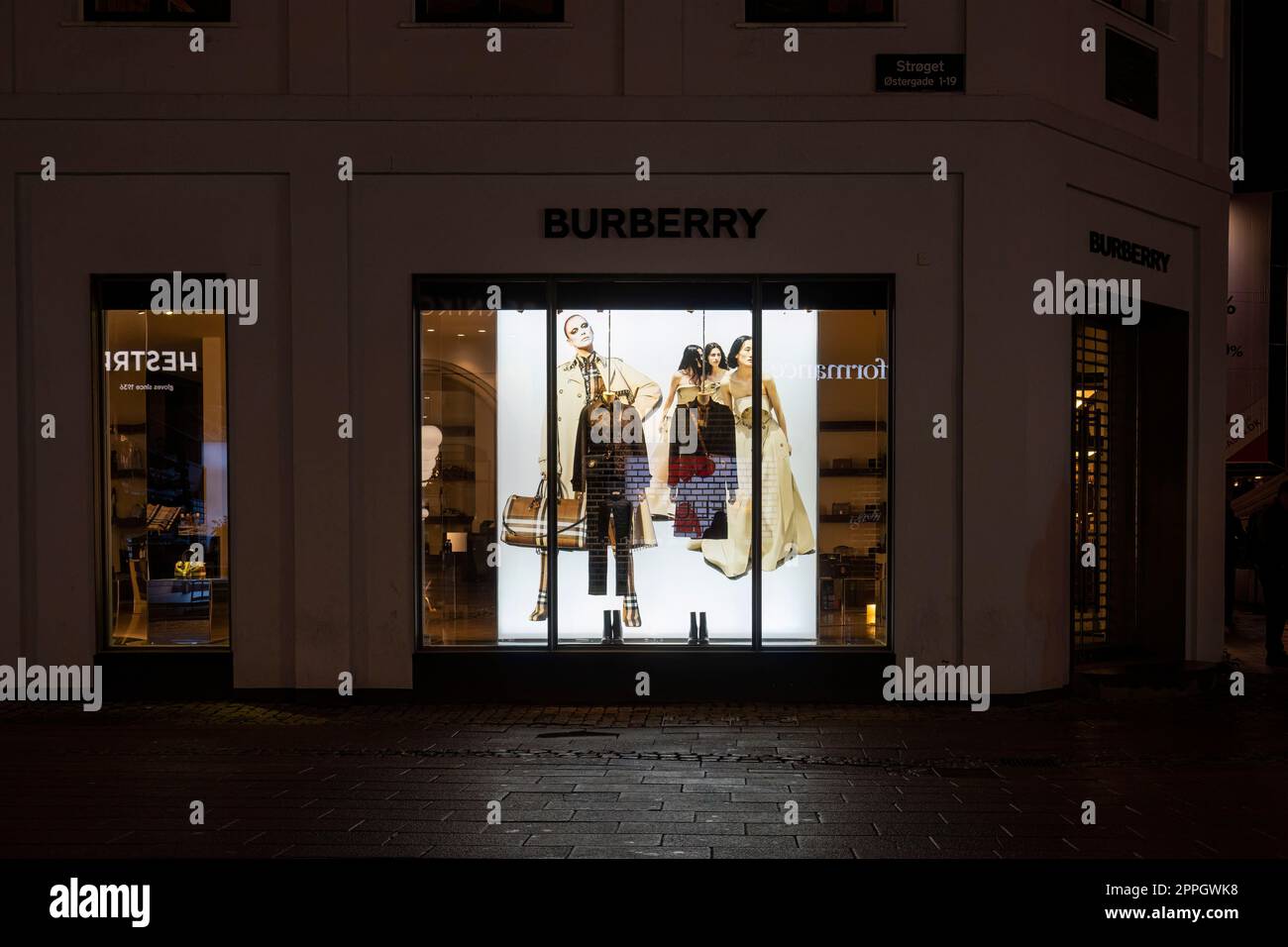 People shopping burberry store Banque de photographies et d’images à ...