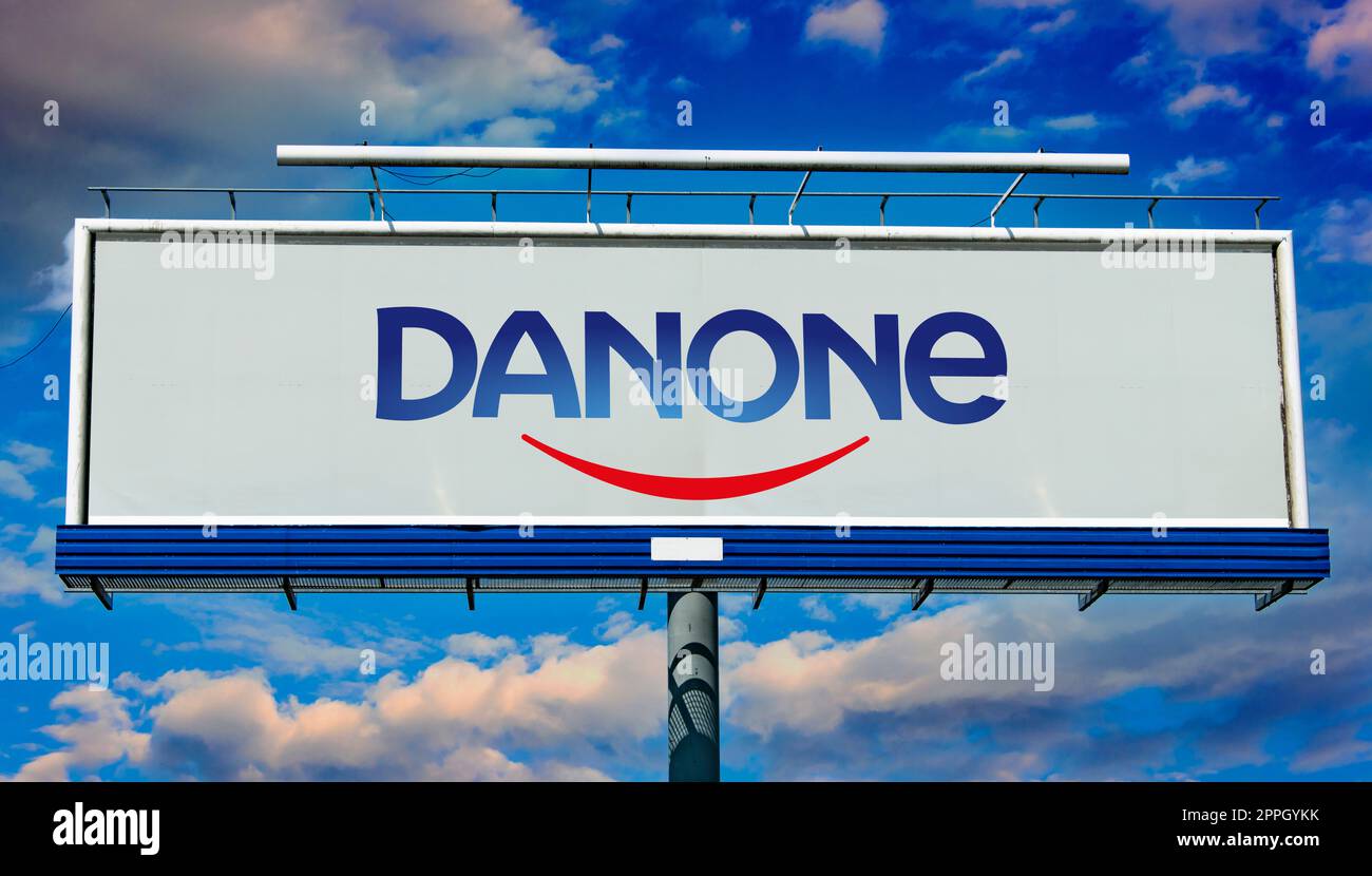 Panneau publicitaire affichant le logo de Danone Photo Stock - Alamy