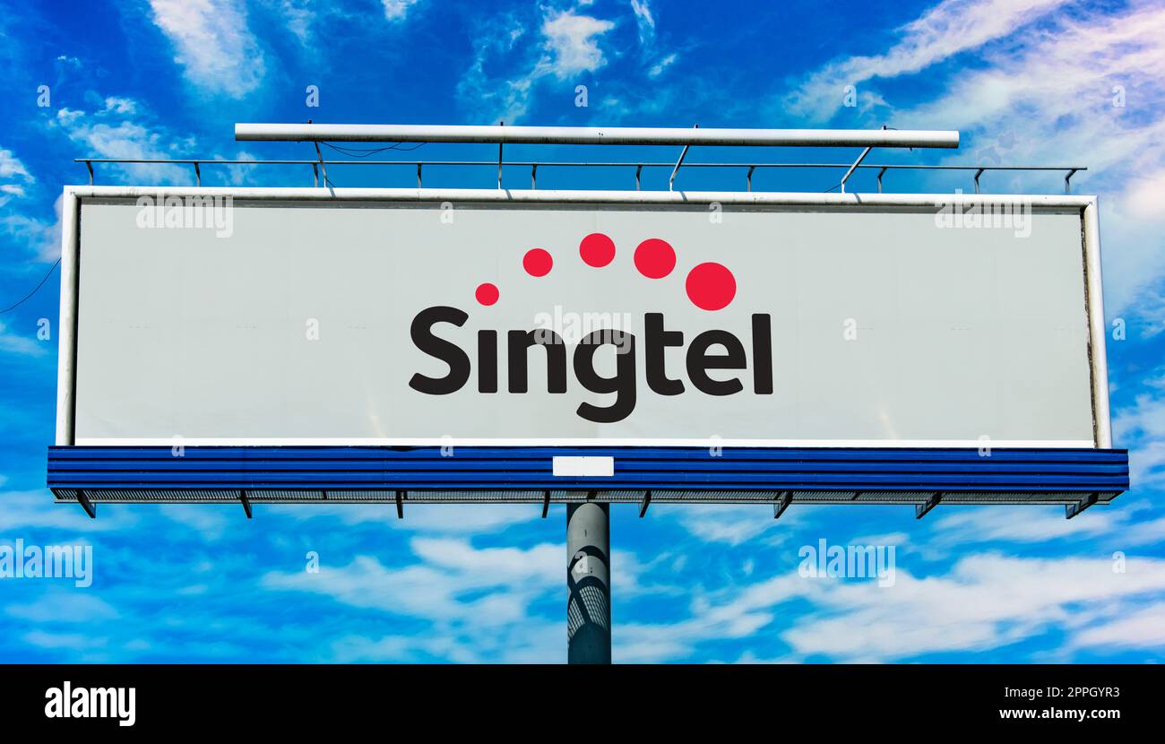Panneau publicitaire affichant le logo de Singtel Photo Stock - Alamy