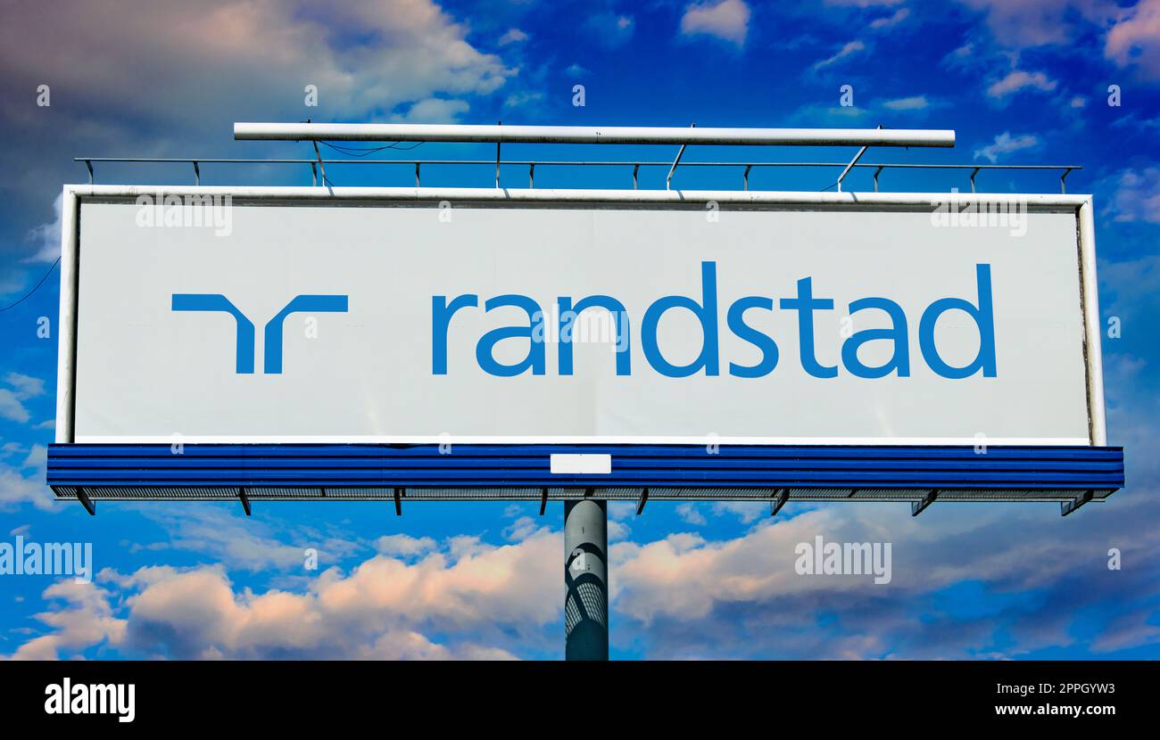 Panneau publicitaire affichant le logo de Randstad Photo Stock - Alamy
