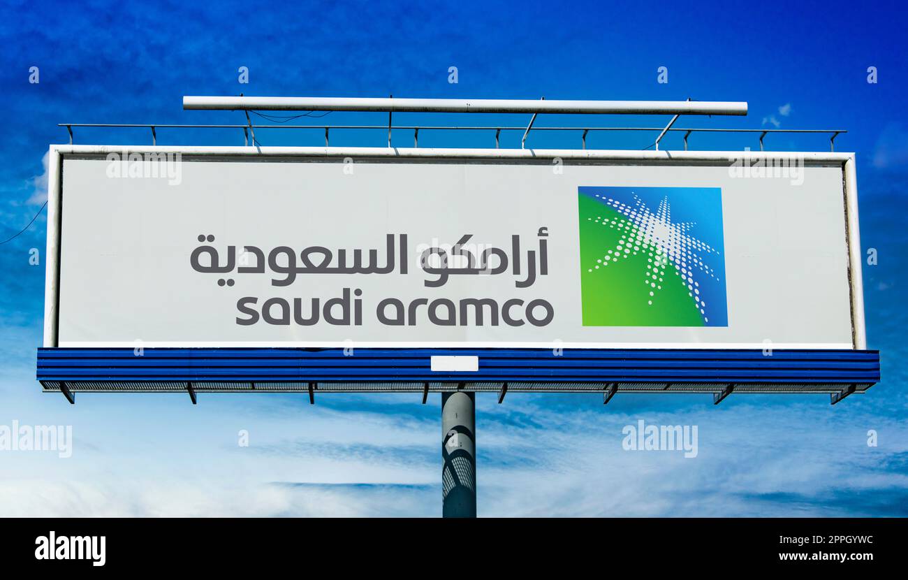 Panneau publicitaire affichant le logo de Saudi Aramco Photo Stock - Alamy
