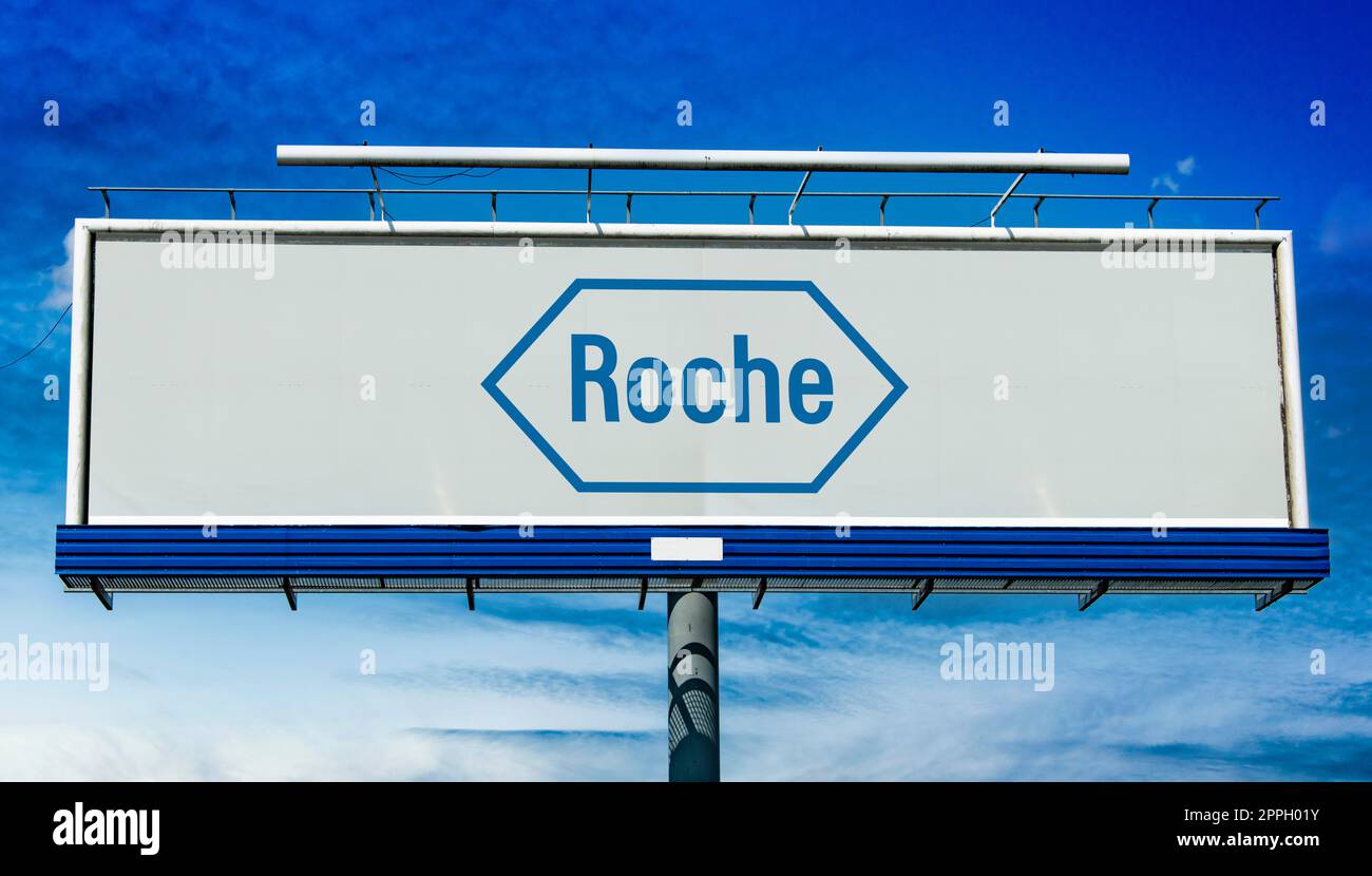 Panneau publicitaire affichant le logo de Roche Photo Stock - Alamy