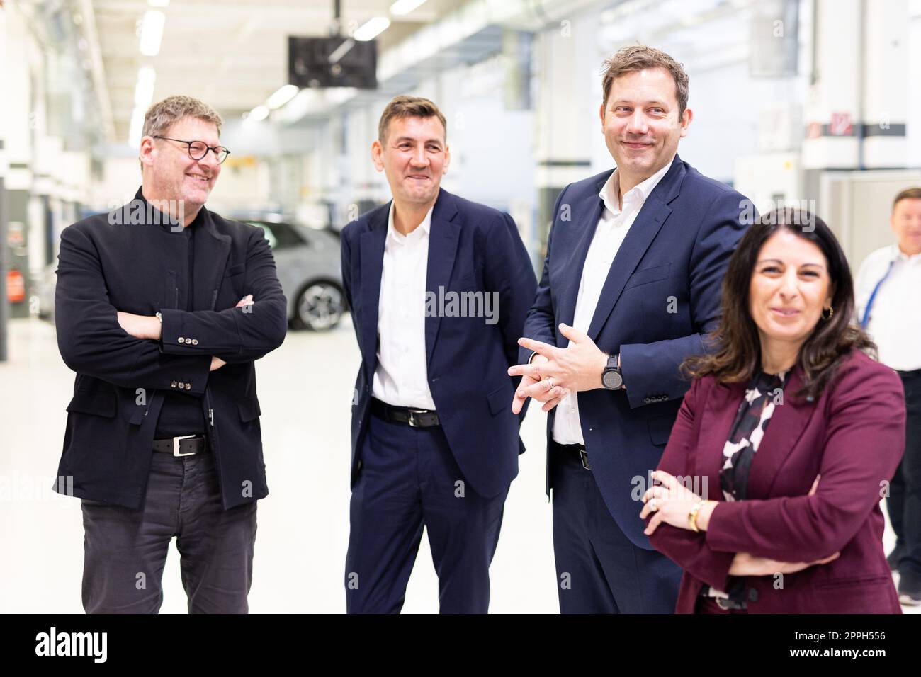 24 avril 2023, Basse-Saxe, Wolfsburg: Ralph Linde (l-r), Chef de l ...