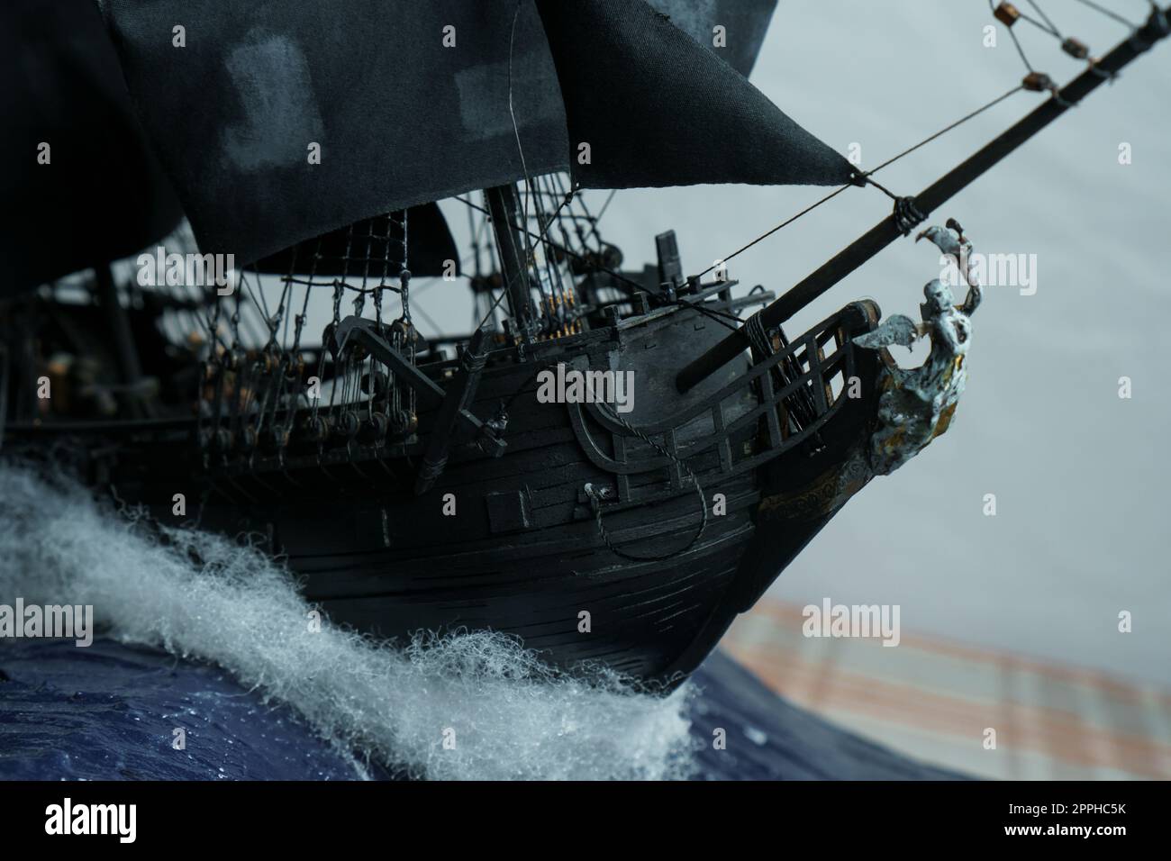 Modèle de bateau pirate Perle noire en contreplaqué, avec des figures ...