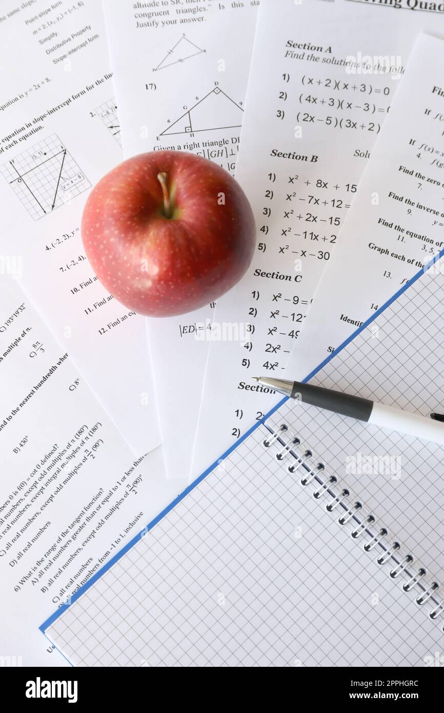 Écriture de mathématiques équation quadratique sur examen, pratique ...