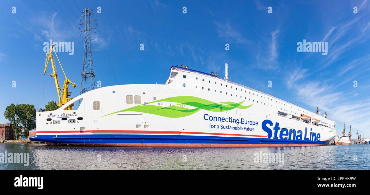 Une photo d'un grand passager et d'un cargo à bord de la Stena Line amarré dans le chantier ...