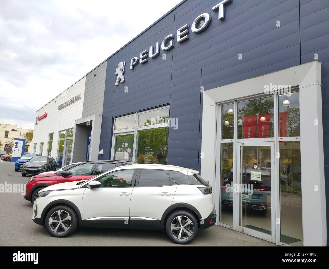 Peugeot logo Banque de photographies et d’images à haute résolution - Alamy