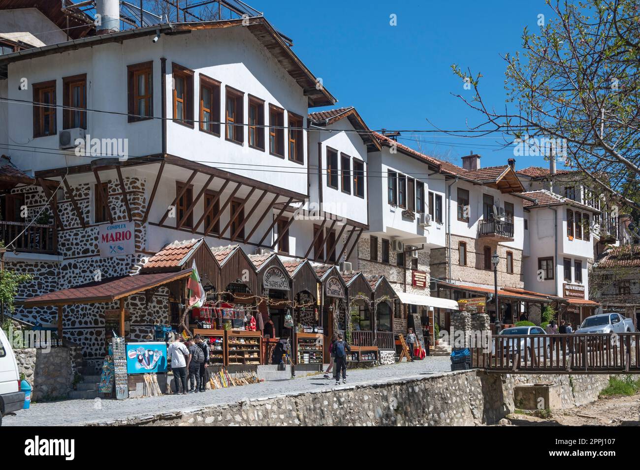MELNIK, BULGARIE - 13 AVRIL 2023 : rue typique et maisons anciennes de la ville de Melnik ...