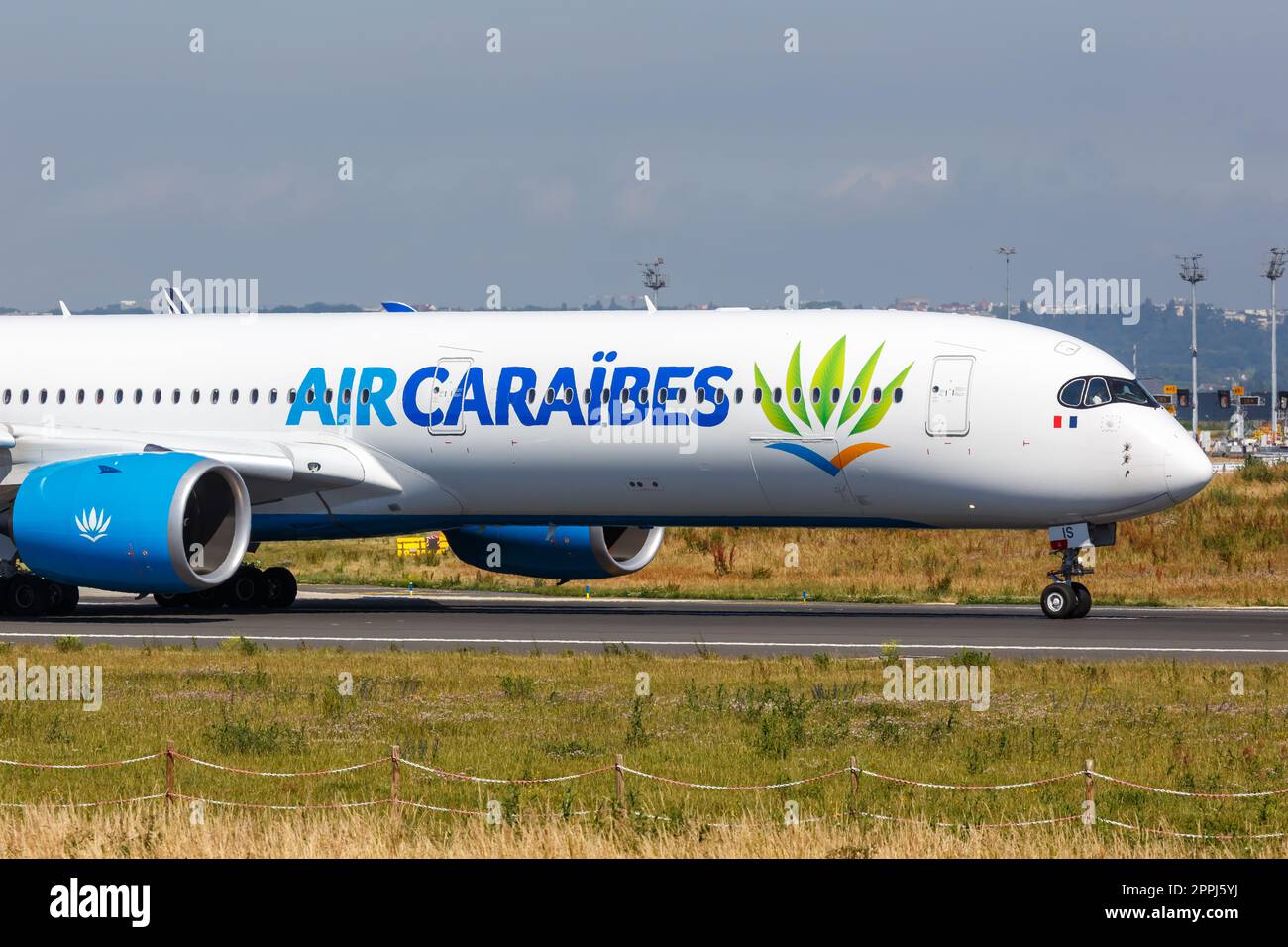 Avion Airbus A350-1000 d'Air Caraibes à l'aéroport de Paris Orly en ...