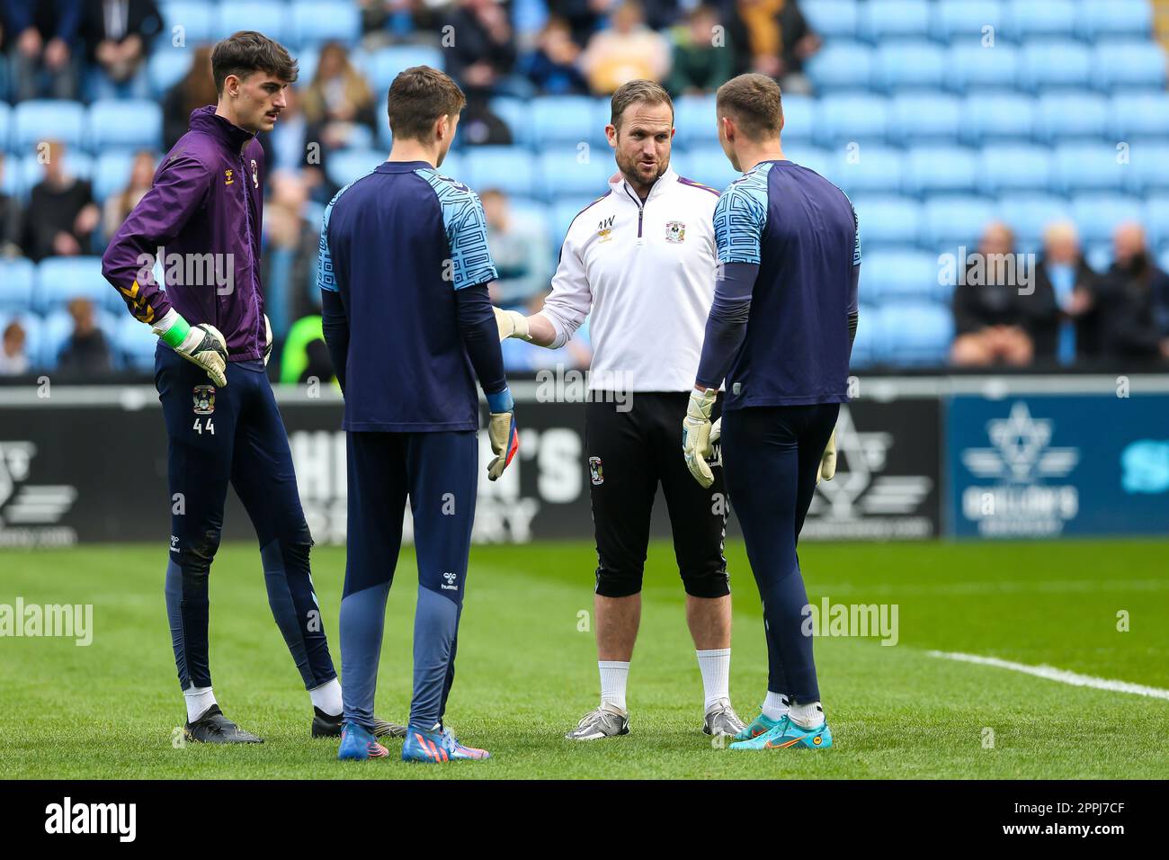 Aled Williams, entraîneur de gardien de but de Coventry City, et Ben ...