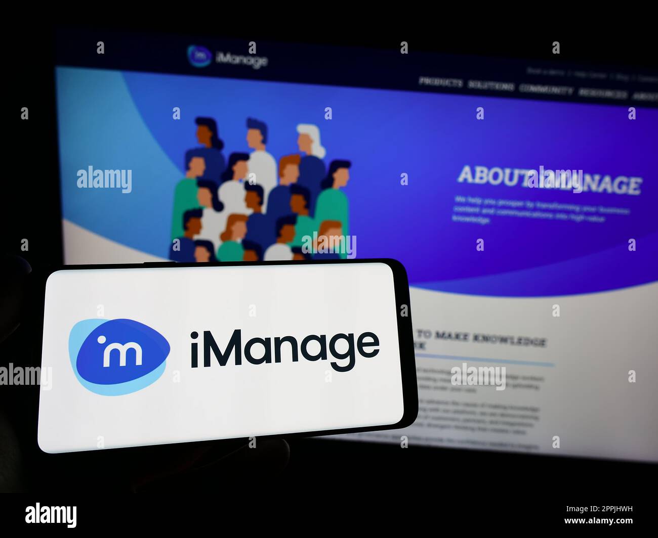 Personne tenant un smartphone avec le logo de la société logicielle américaine iManage LLC à l ...