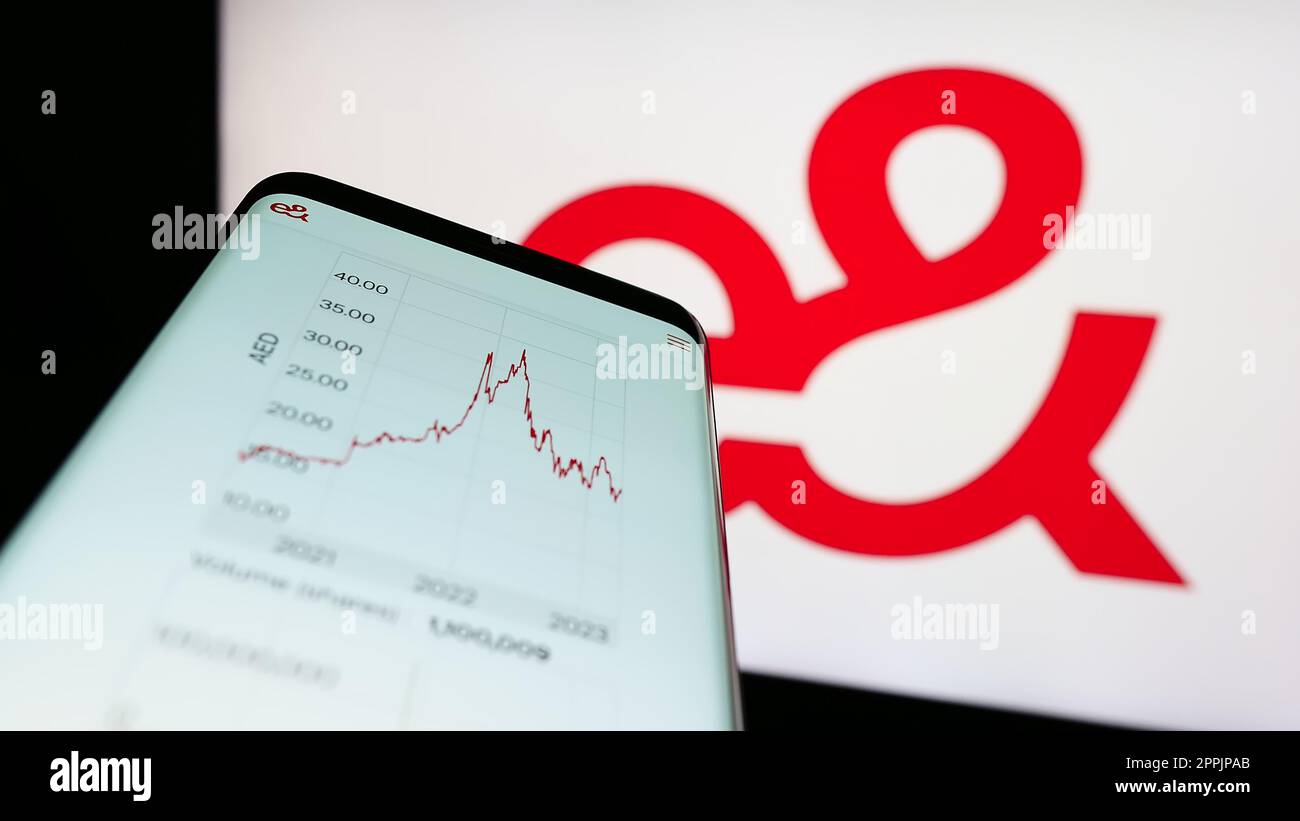 Téléphone mobile avec page web du groupe Emirates Telecommunications ...