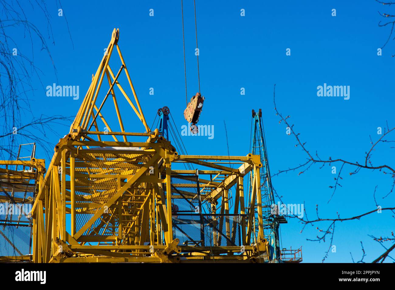 Structure d'usine élevée et grue à tour à la zone de production ...