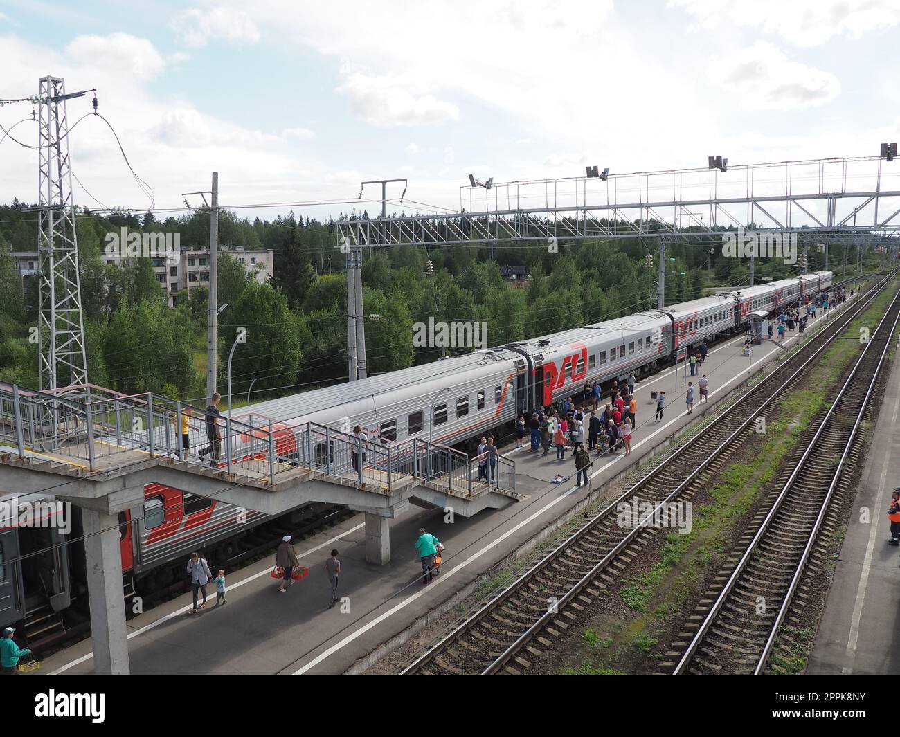 Svir, Russie 6 août 2021. Train de voyageurs. Plate-forme avec les gens qui ont pris le train ...
