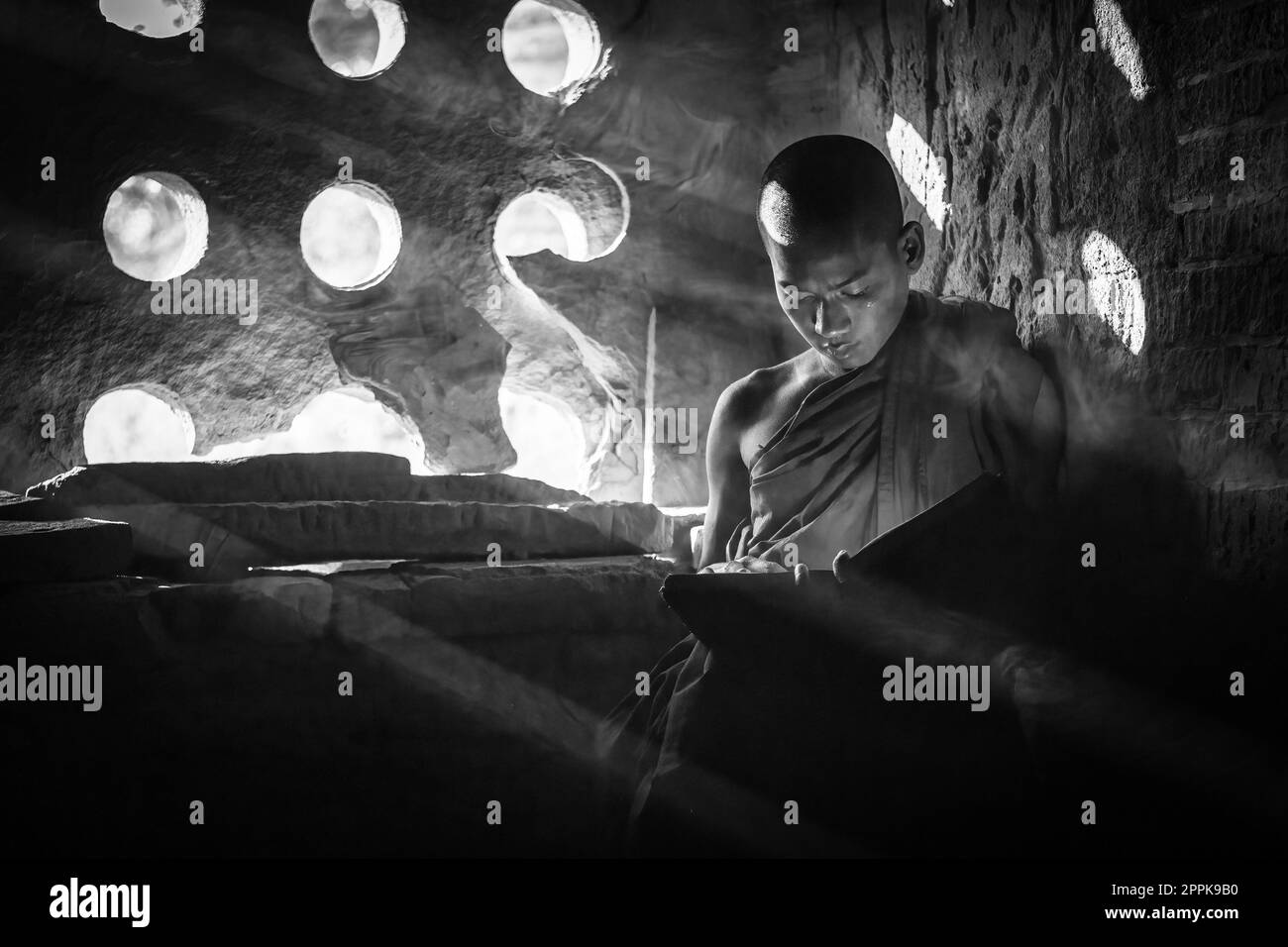 Moine et architecture traditionnelle Banque d'images noir et blanc - Alamy