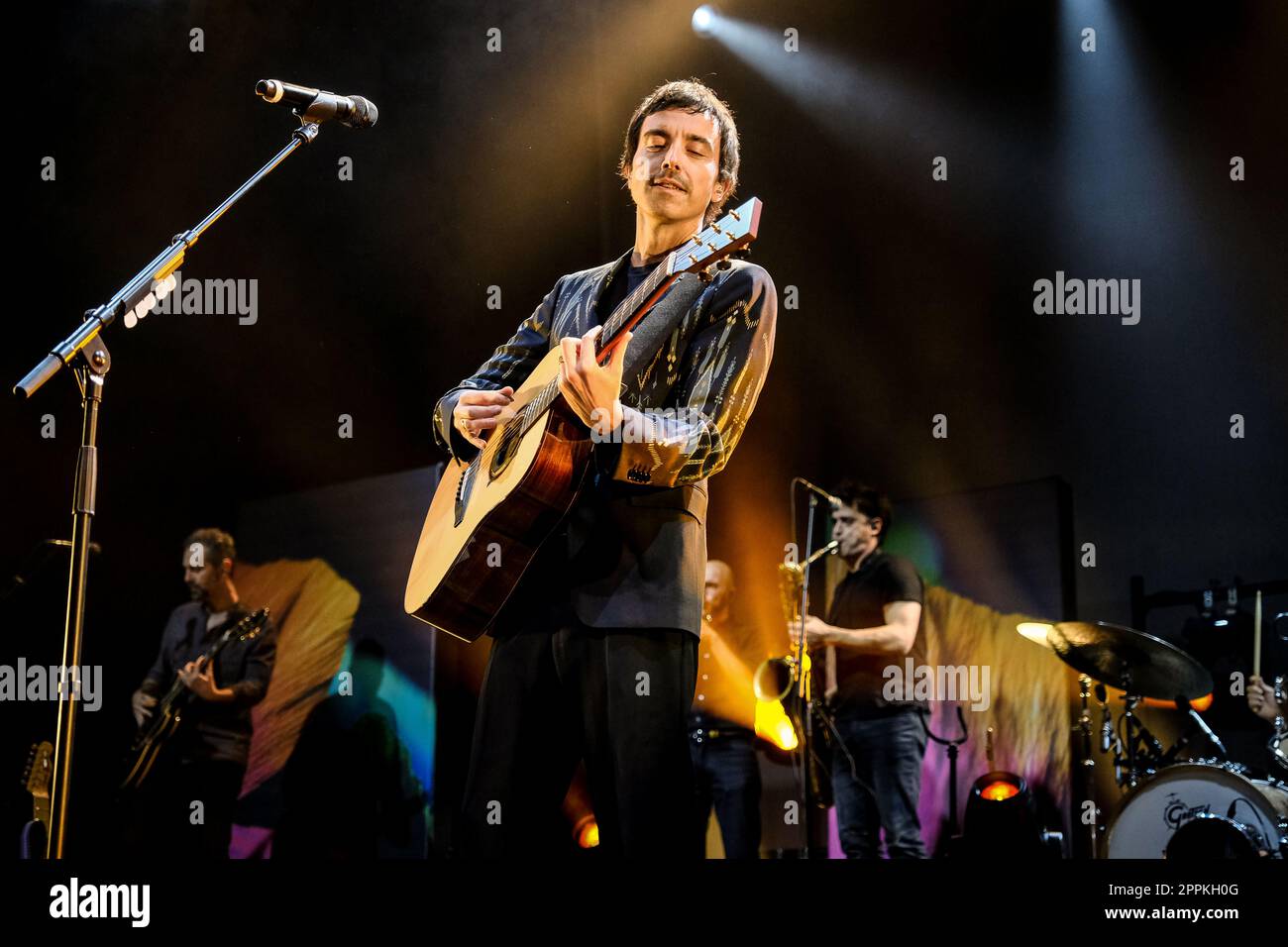 Le chanteur-compositeur italien Antonio Diodato se produit sur la scène ...