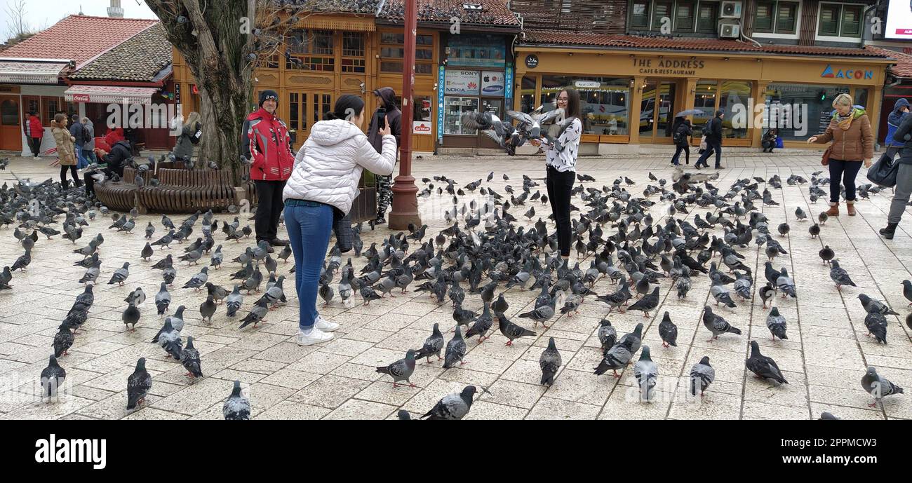 Sarajevo, Bosnie-Herzégovine, le 8 mars 2020, les gens marchent dans ...