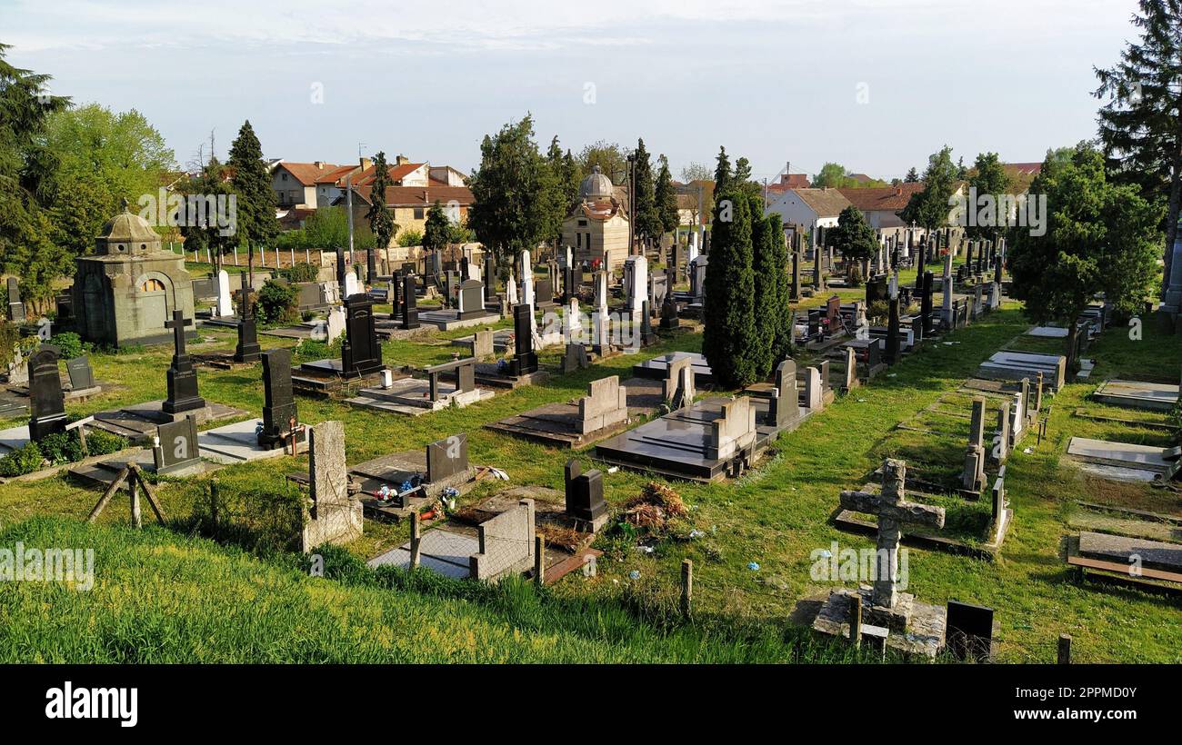 Pierre tombale de fleurs de cimetière Banque de photographies et d’images à haute résolution - Alamy