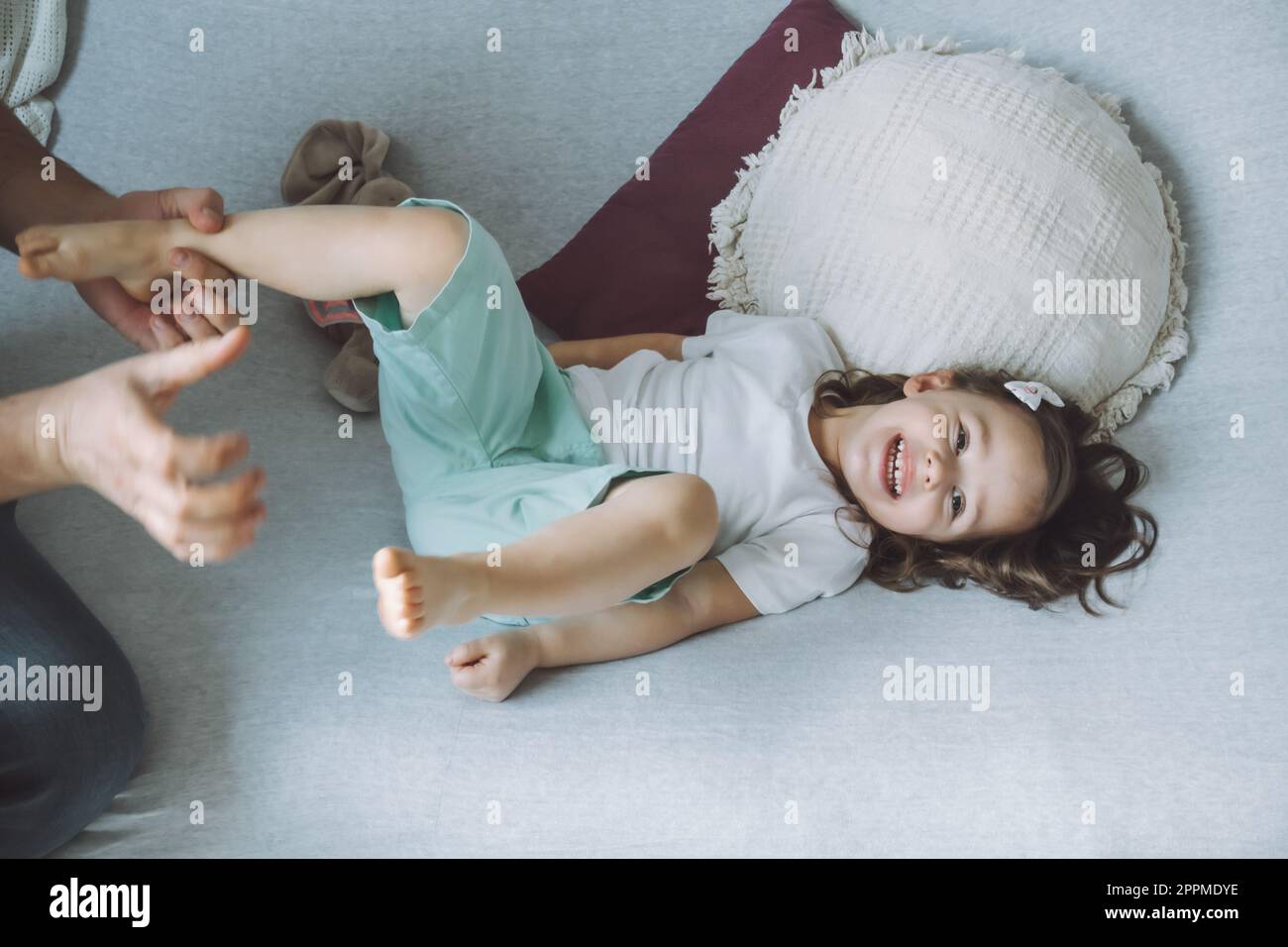Chatouille pieds fille enfant Banque de photographies et d’images à ...