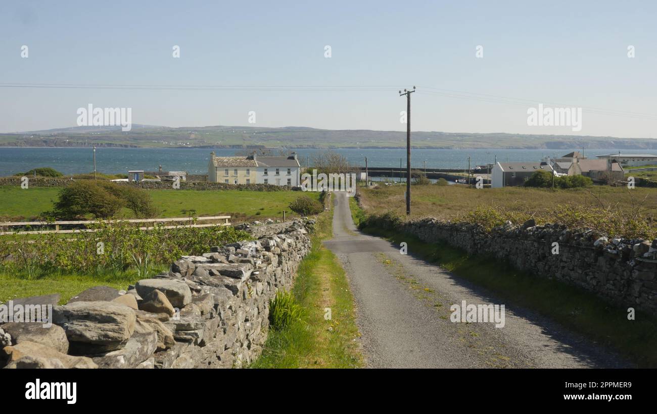 Ireland.Une petite route sur une colline menant à la baie de Liscannor ...