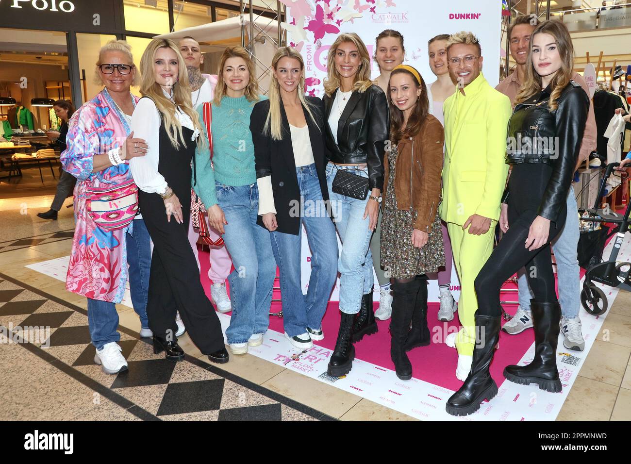 Gruppenfoto mit u.a. Claudia Effenberg, Sandra Kuhn, Nina Bott, Mirja ...