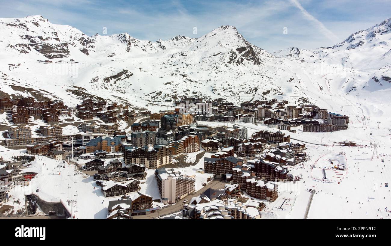 Vue aérienne de la station de ski enneigée de Val Thorens dans les ... Vue aérienne de la station de ski enneigée de Val Thorens dans les ...