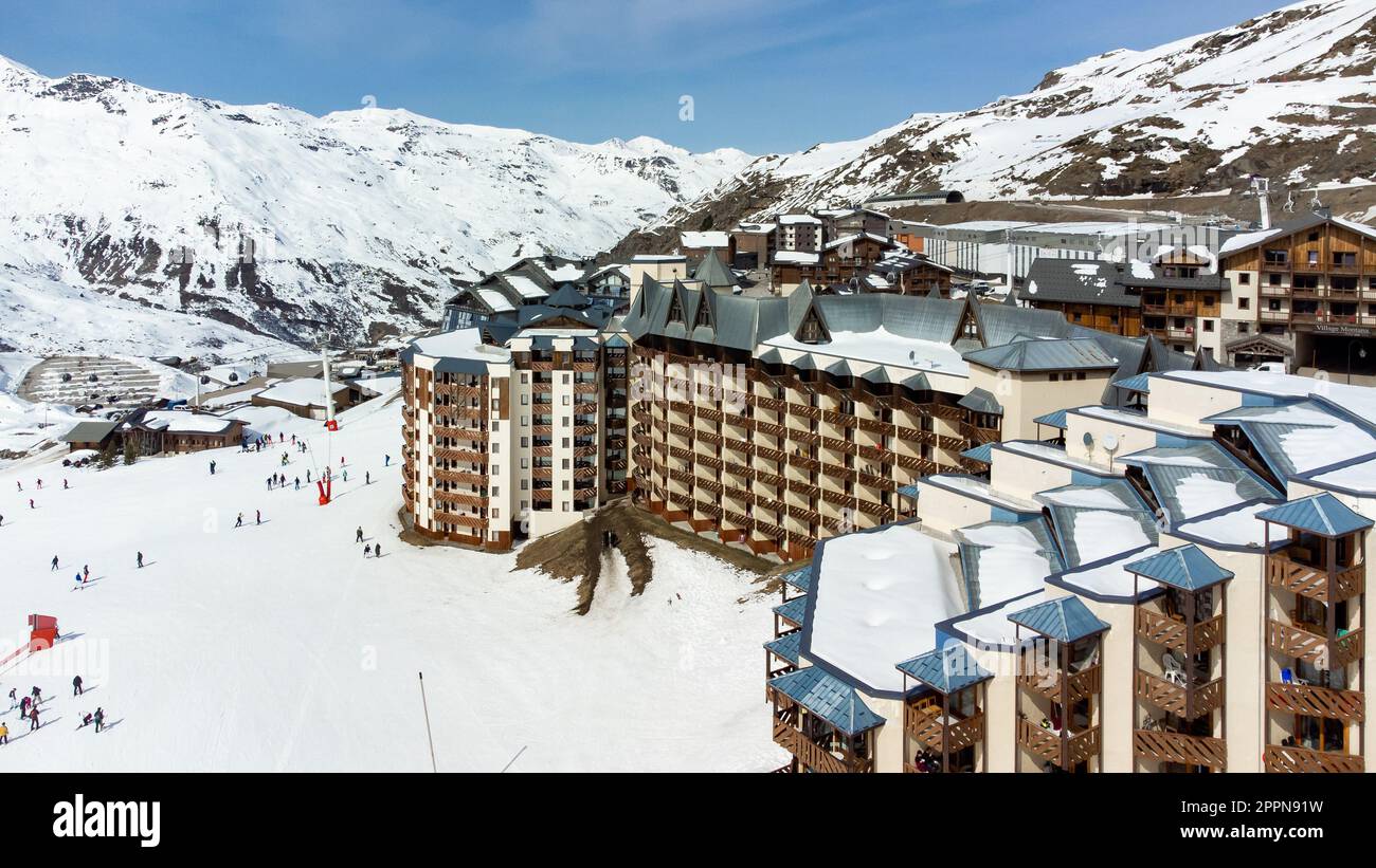 Vue aérienne de la station de ski enneigée de Val Thorens dans les ... Vue aérienne de la station de ski enneigée de Val Thorens dans les ...