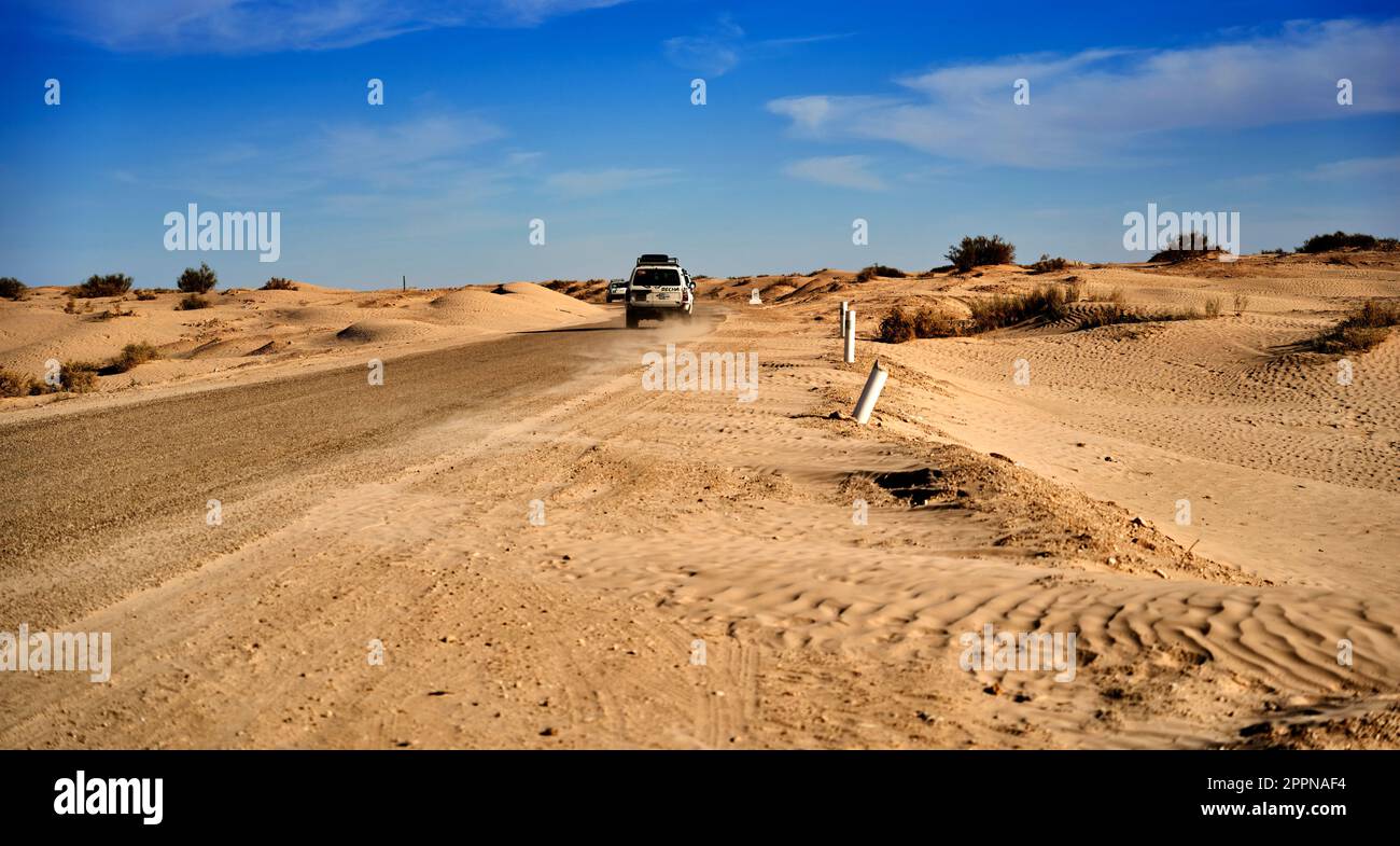 Douz, Tunisie, 12 janvier 2023 : route de gravier dans le désert dans ...