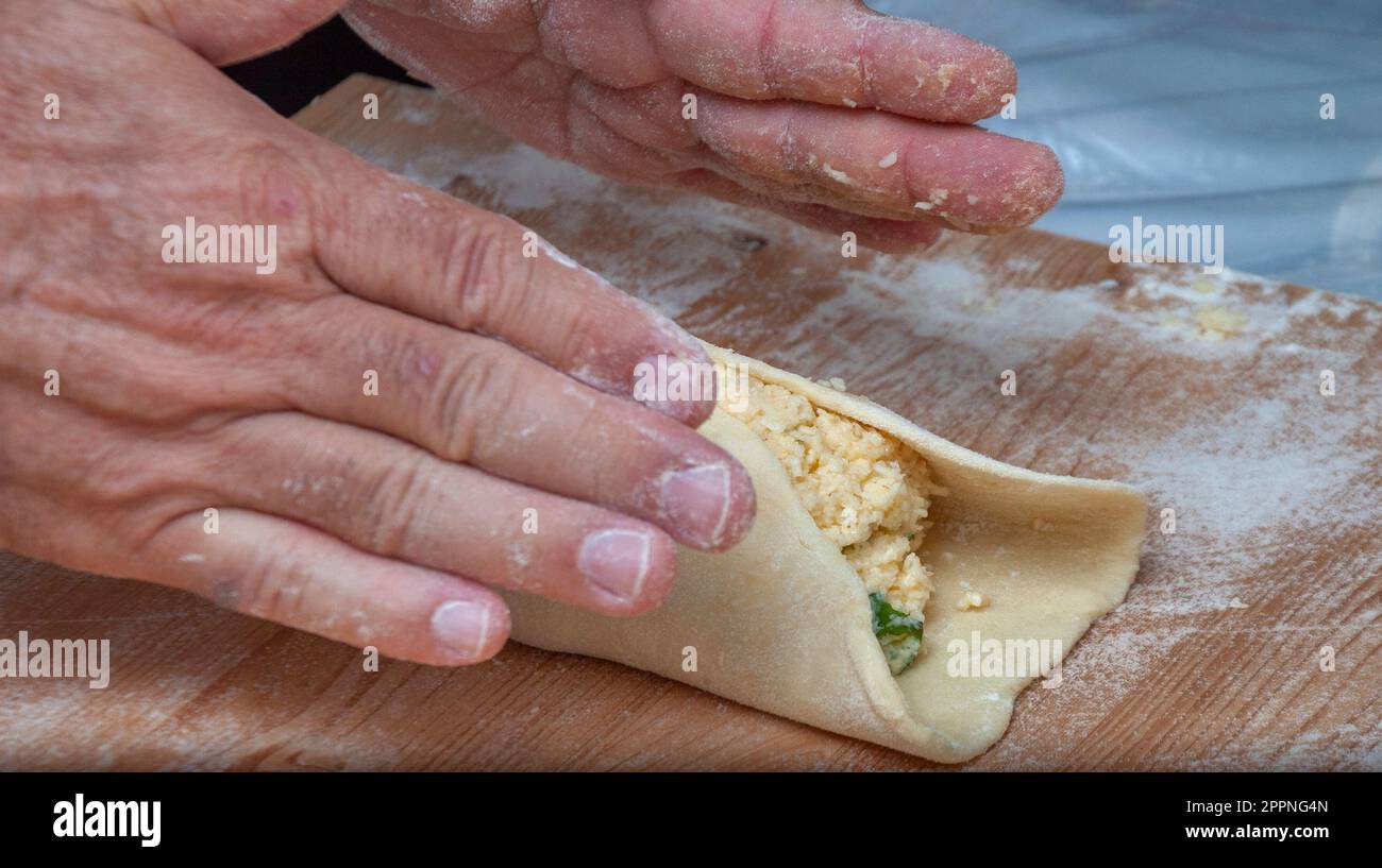 Traditionnel Cypriote Flaouna délicieux pain grec de Pâques au fromage ...
