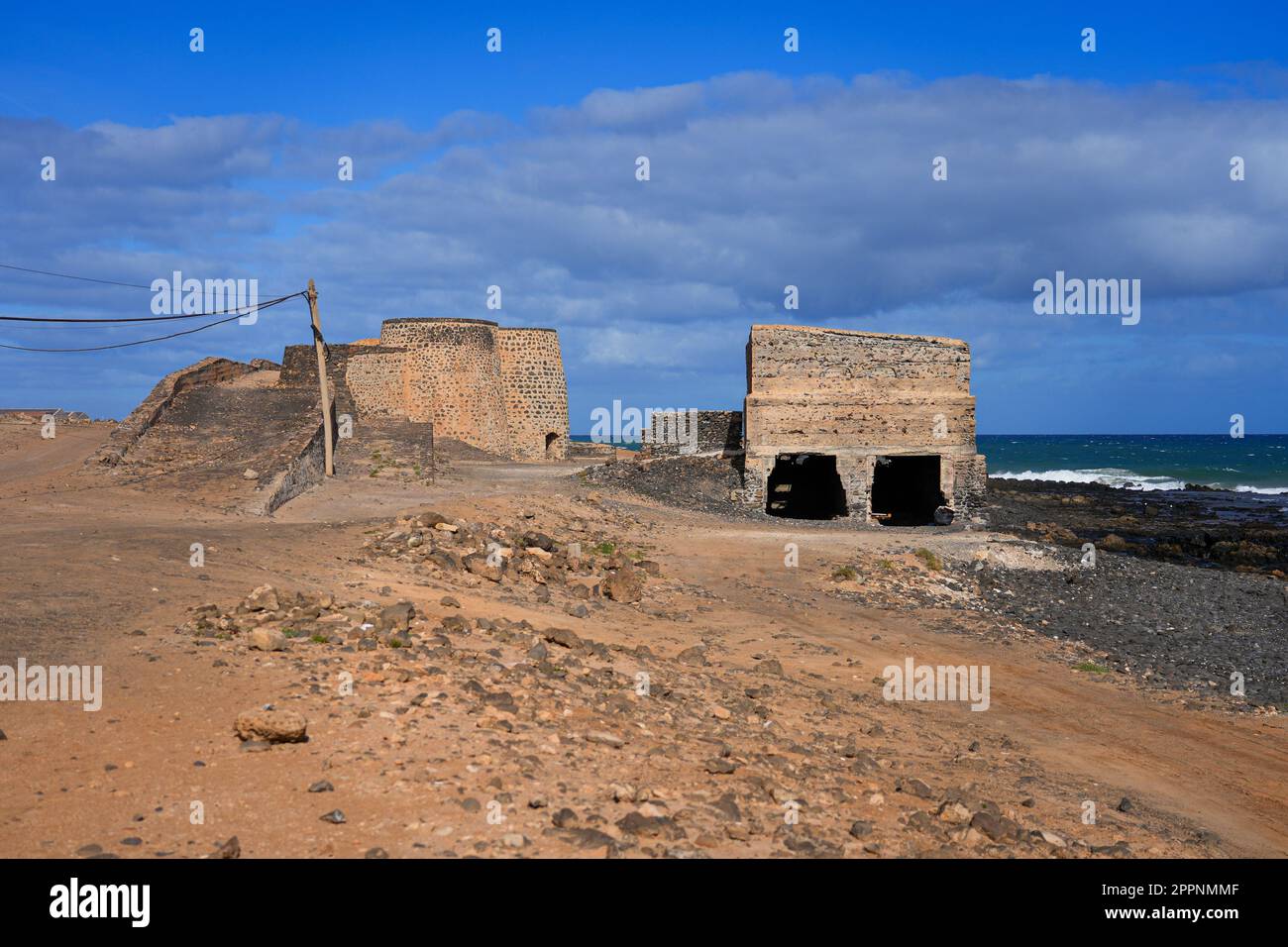 Ruines abandonnées des fours à chaux de la hondura, au nord de la ...