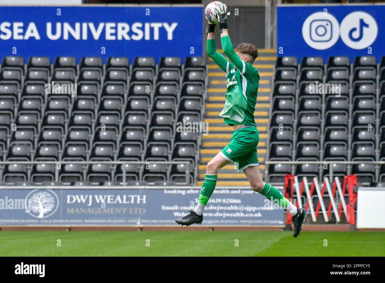 Swansea, pays de Galles. 24 avril 2023. Le gardien de but Luke Faxon de ...