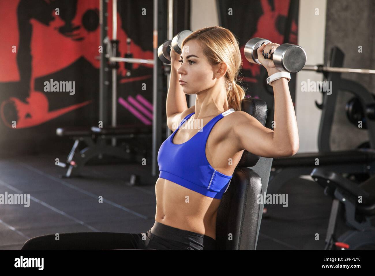 Portrait de sportif blond belle femme portant le dessus bleu ...