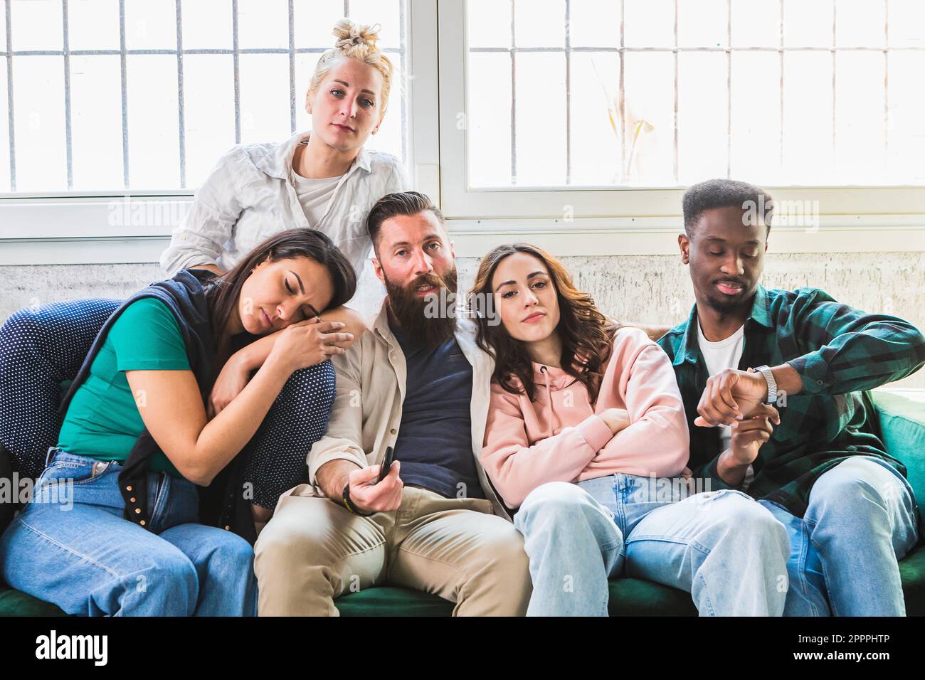 Woman sleeping in front television Banque de photographies et d’images à haute résolution - Alamy