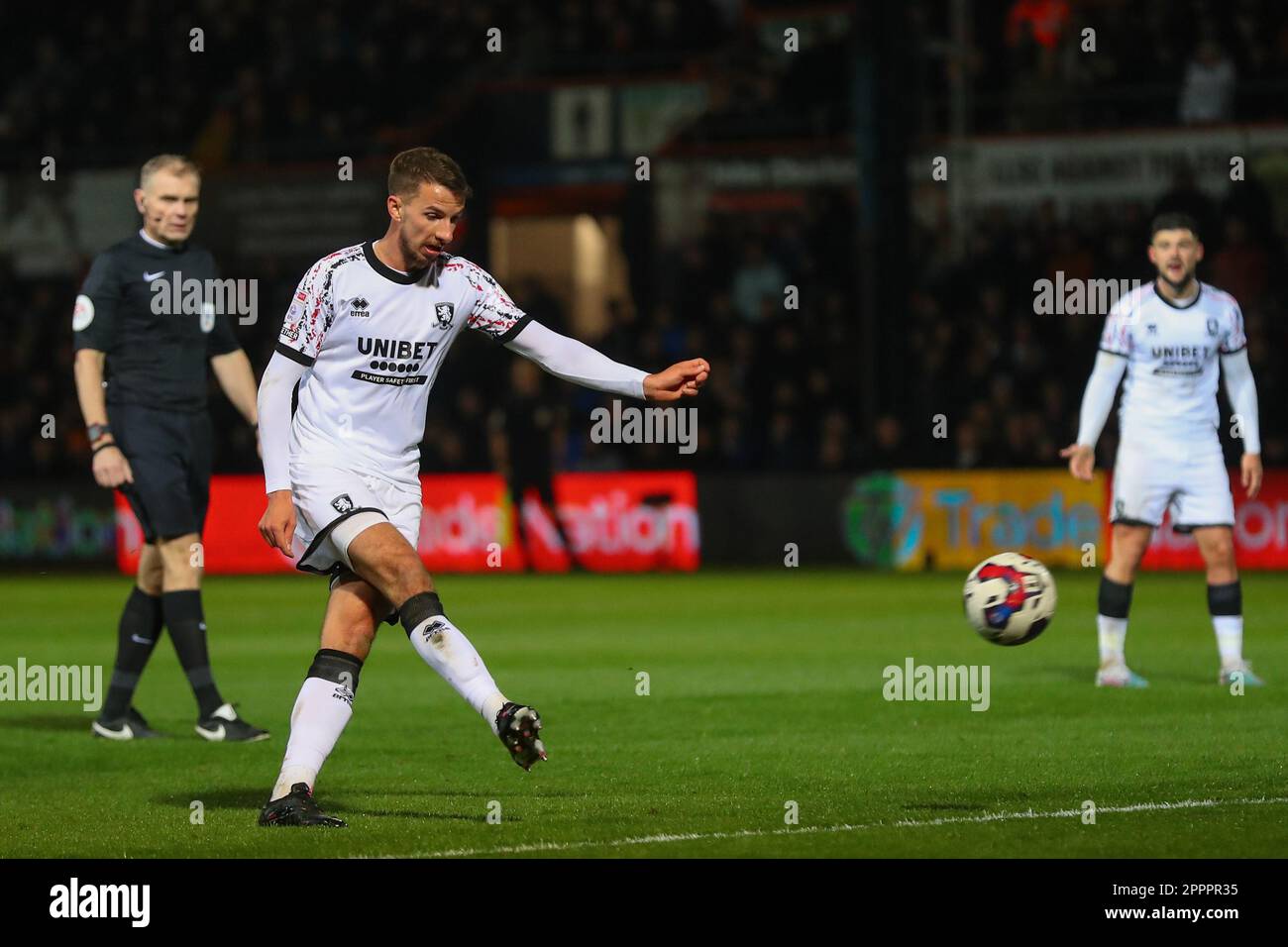 Daniel Barlaser #7 de Middlesbrough traverse le ballon pendant le match ...
