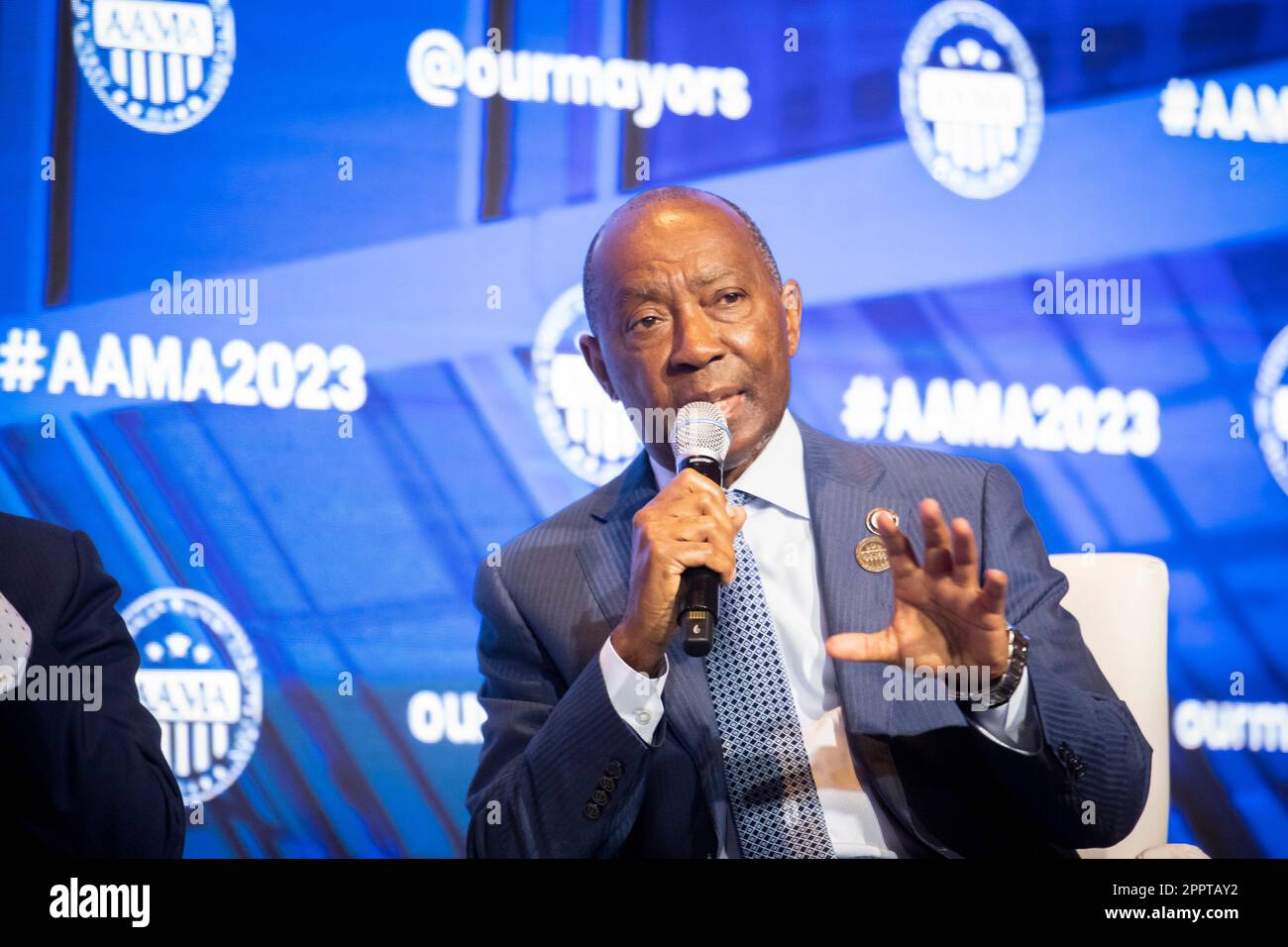 Le maire Sylvester Turner (démocrate de Houston, Texas) fait des ...