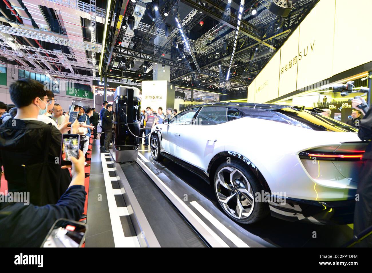 SHANGHAI, CHINE - le 21 AVRIL 2023 - le STAND LOTUS du salon de l'auto ...
