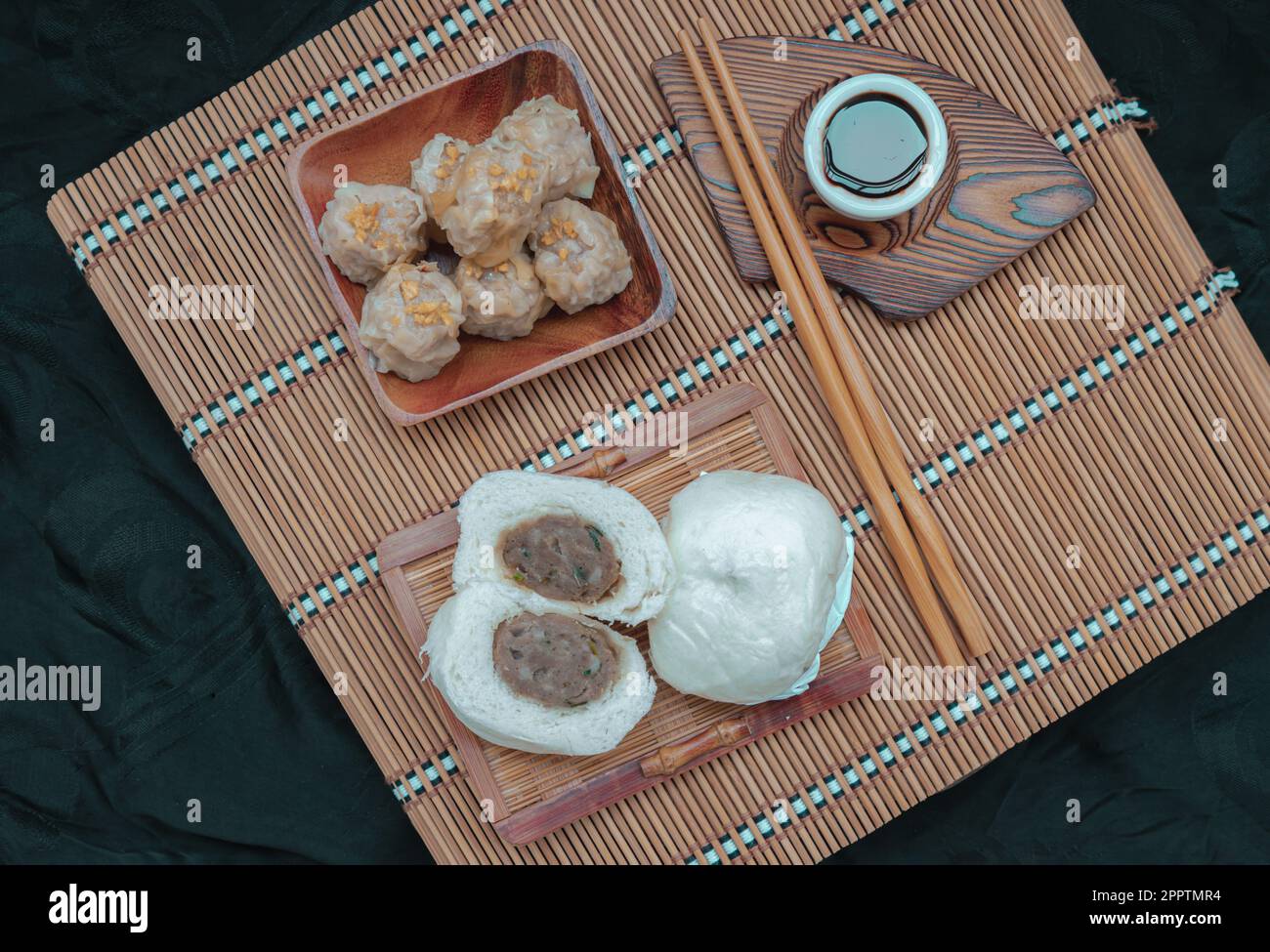 Petits pains cuits à la vapeur avec garniture de porc hachée et shumai ...