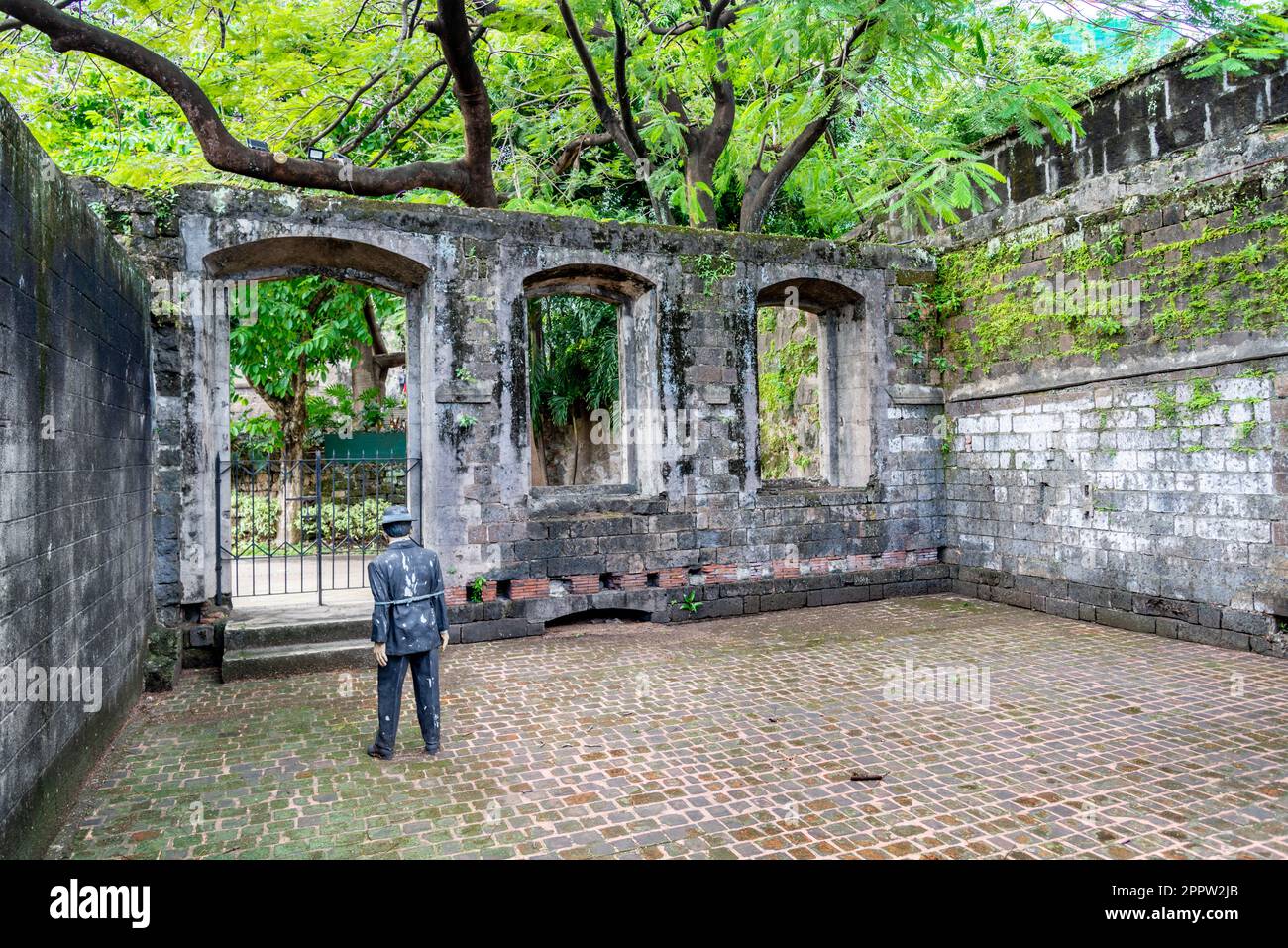 Ruines d'une cellule de prison, avec une statue de héros national, José ...