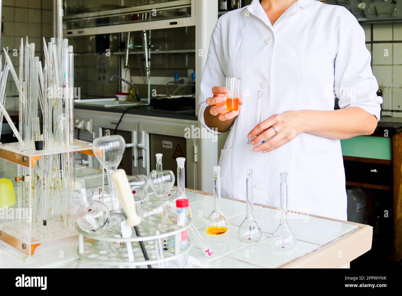 Une assistante de laboratoire, un médecin, un chimiste, travaille avec ...