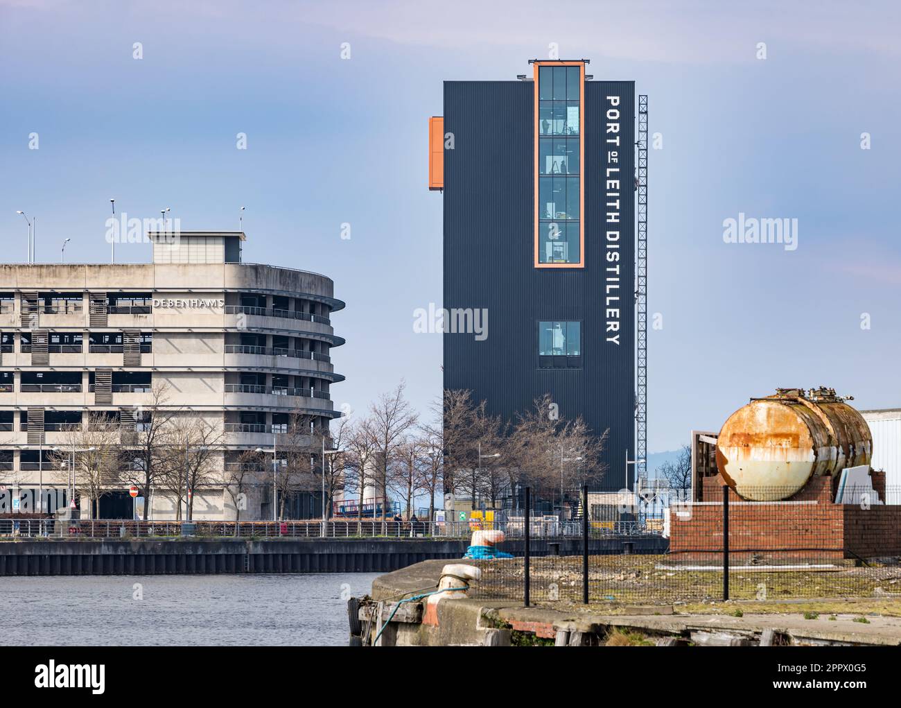 Vue sur le port de Leith Distillery, nouvellement aménagé, depuis Leith ...