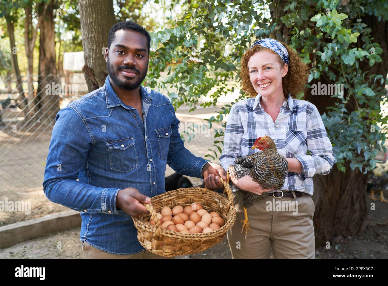 Portrait d'agriculteurs multiculturels souriants, hommes et femmes ...