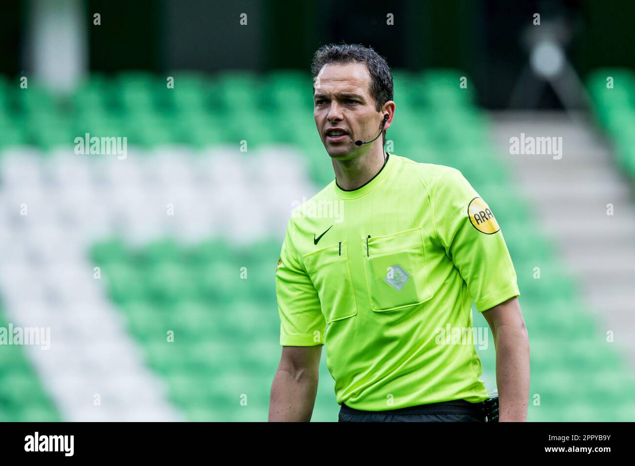 GRONINGEN - Referee Richard Martens lors du match néerlandais ...